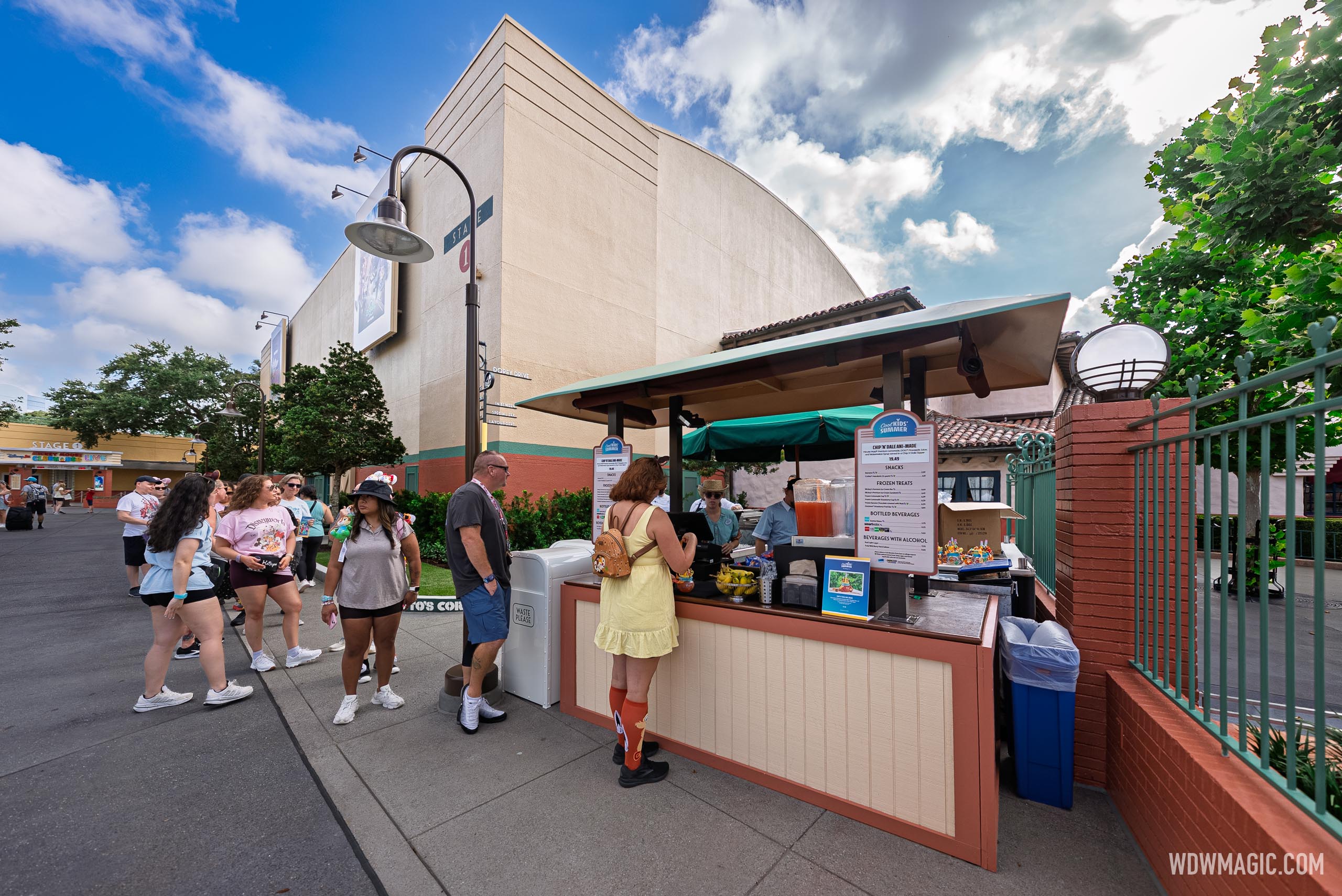 New Walt Disney Studios Courtyard Snack Kiosk: Menu and Sipper