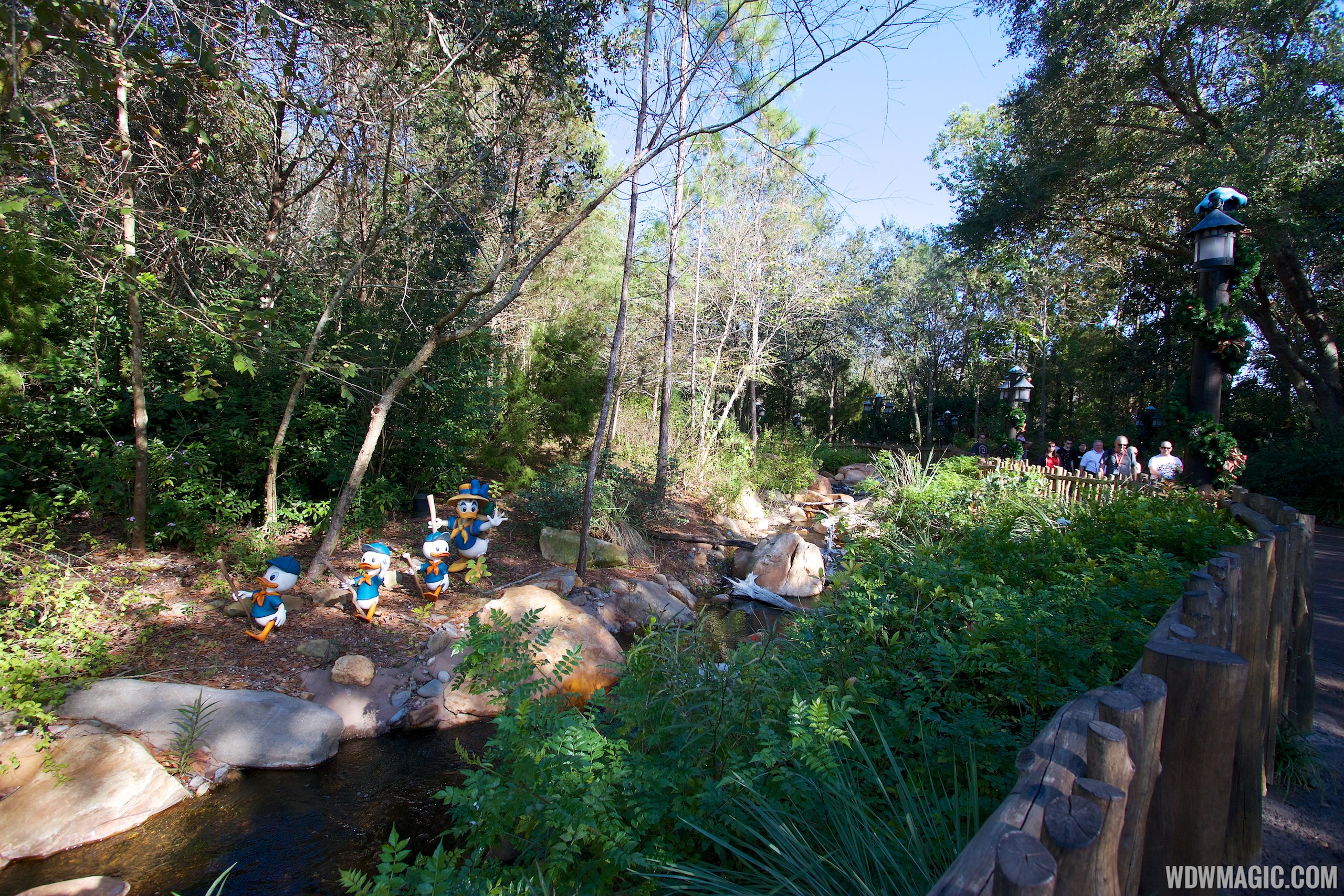 PHOTOS and VIDEO - A final walk through Camp Minnie-Mickey