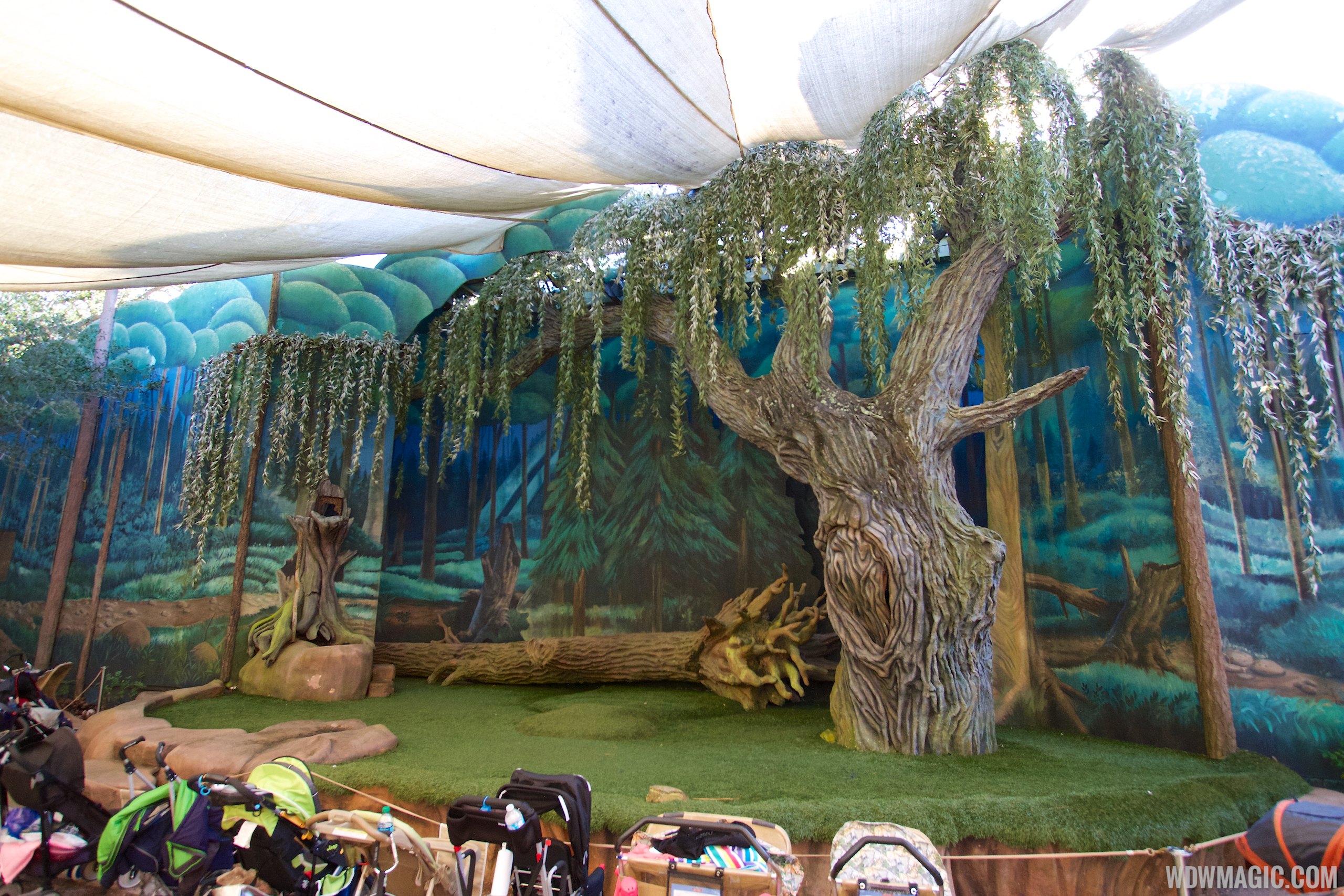PHOTOS and VIDEO - A final walk through Camp Minnie-Mickey
