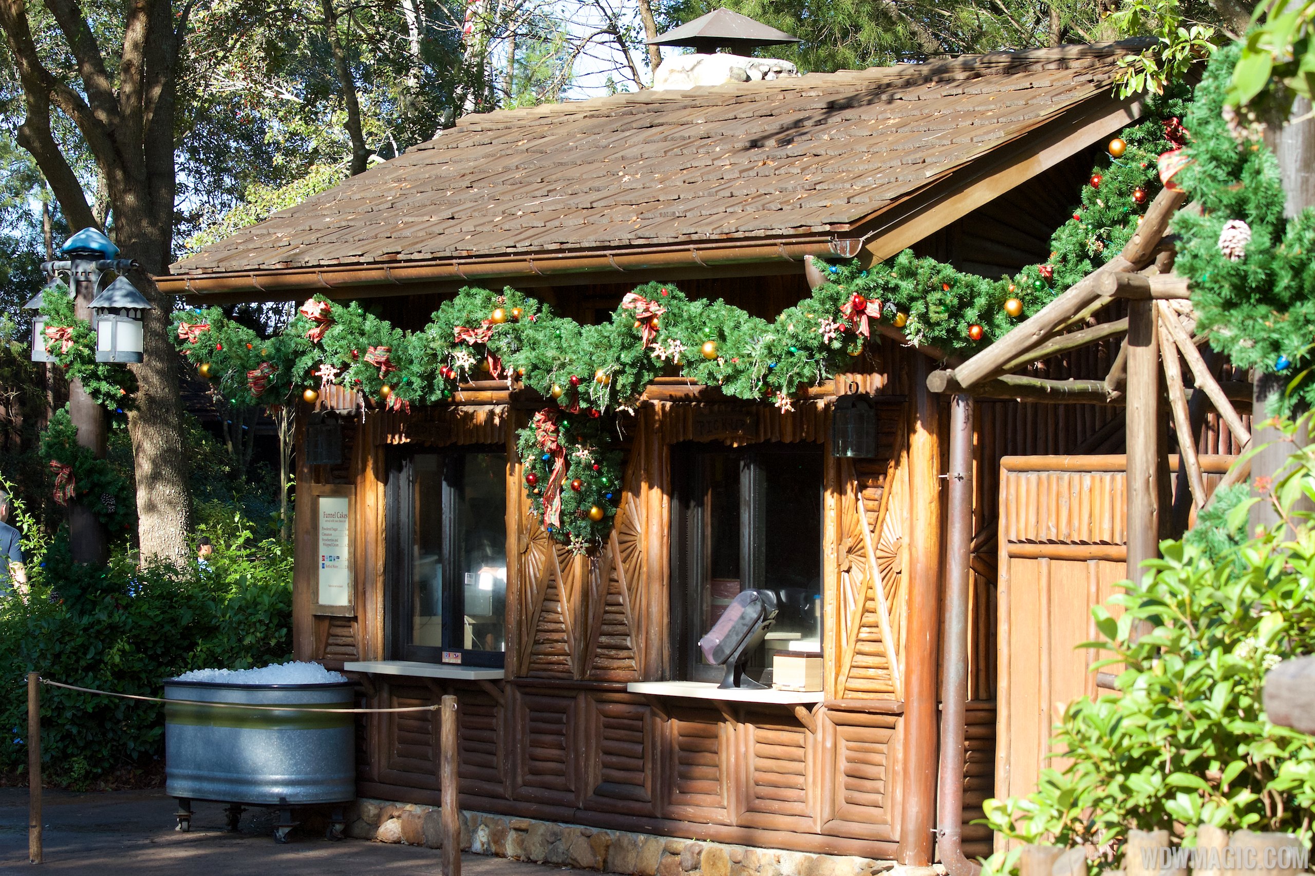 PHOTOS and VIDEO - A final walk through Camp Minnie-Mickey