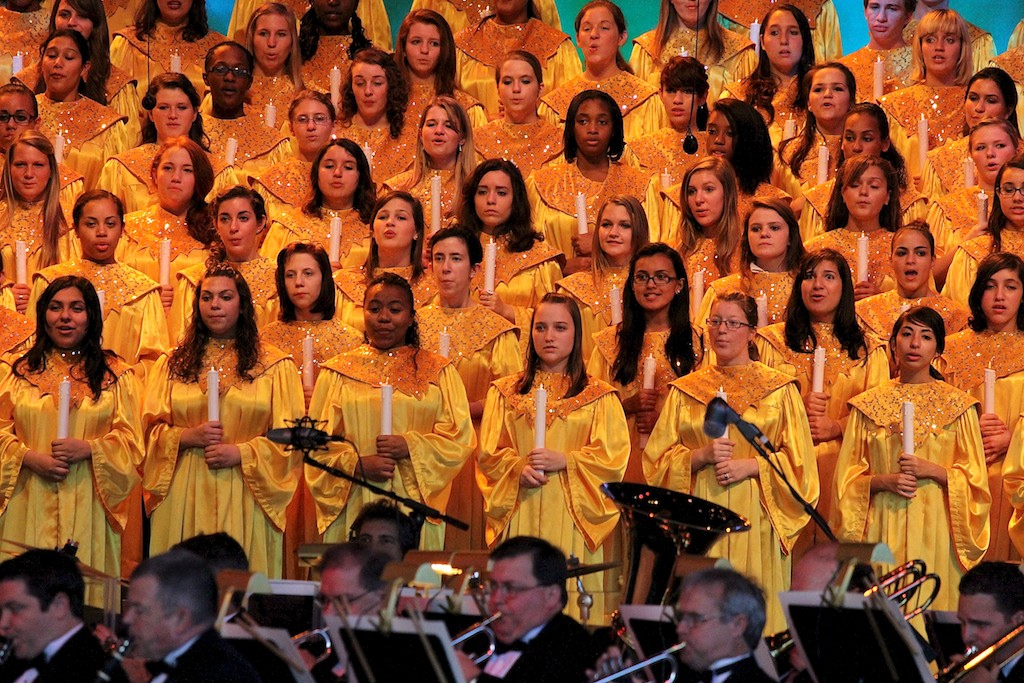 John O'Hurley narrating Candlelight Processional 2010 - Photo 5 of 18