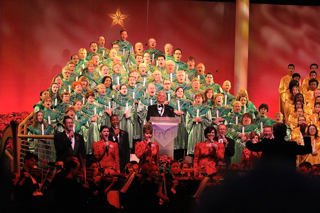 John O'Hurley narrating Candlelight Processional 2010 - Photo 15 of 18