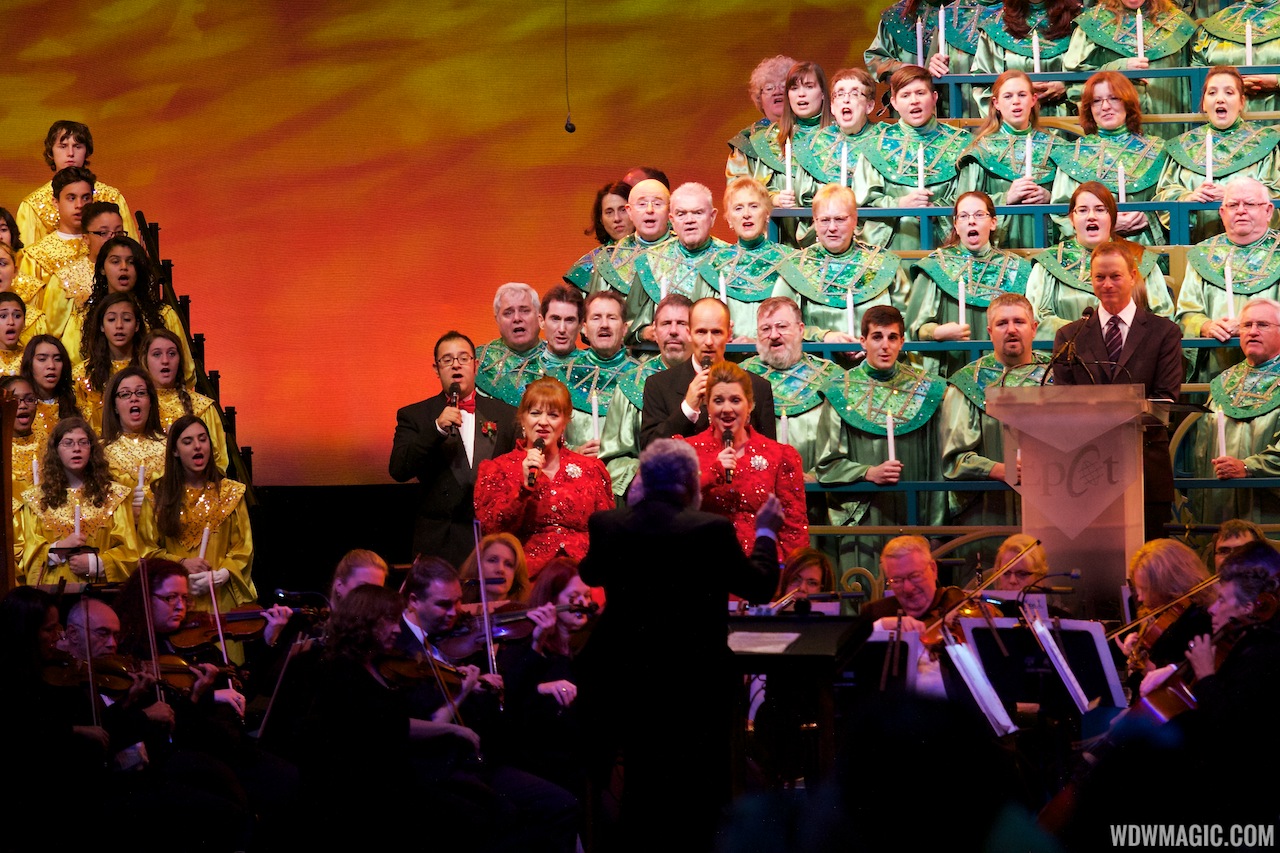 Gary Sinise narrating Candlelight Processional 2013 - Photo 2 of 3