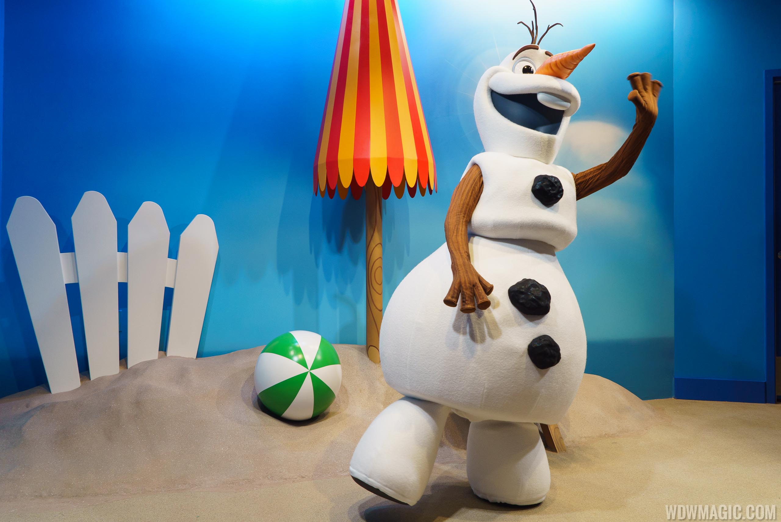 PHOTOS - Meet Olaf in the new Celebrity Spotlight at Disney's Hollywood ...