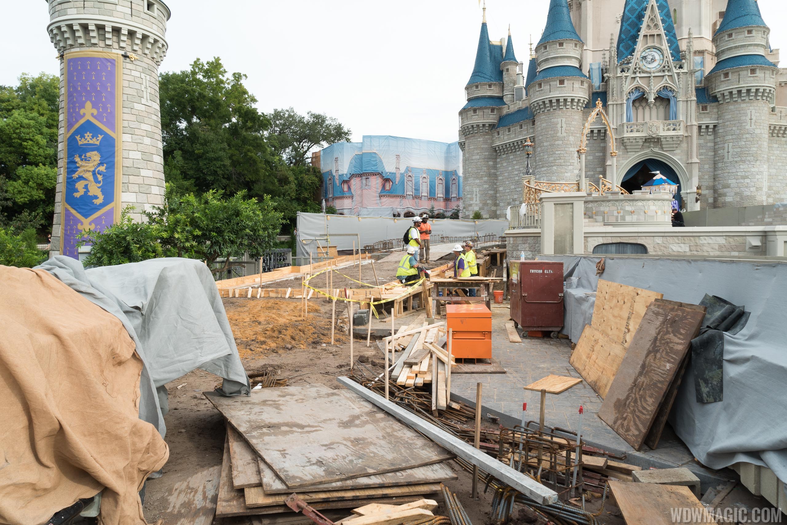 PHOTOS - Updated look at the Cinderella Castle forecourt construction
