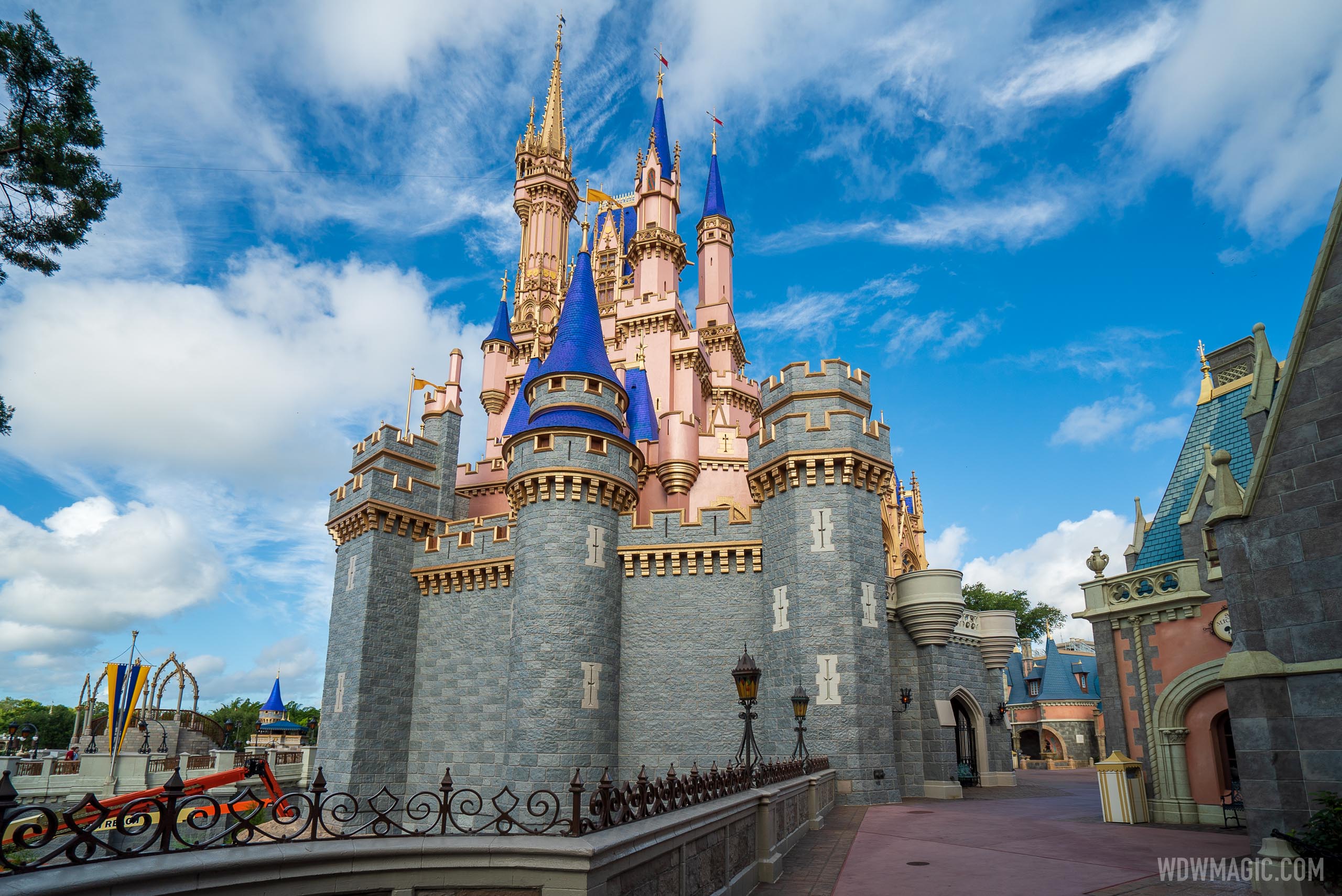 Cinderella Castle repainting - July 21 2020 - Photo 8 of 16