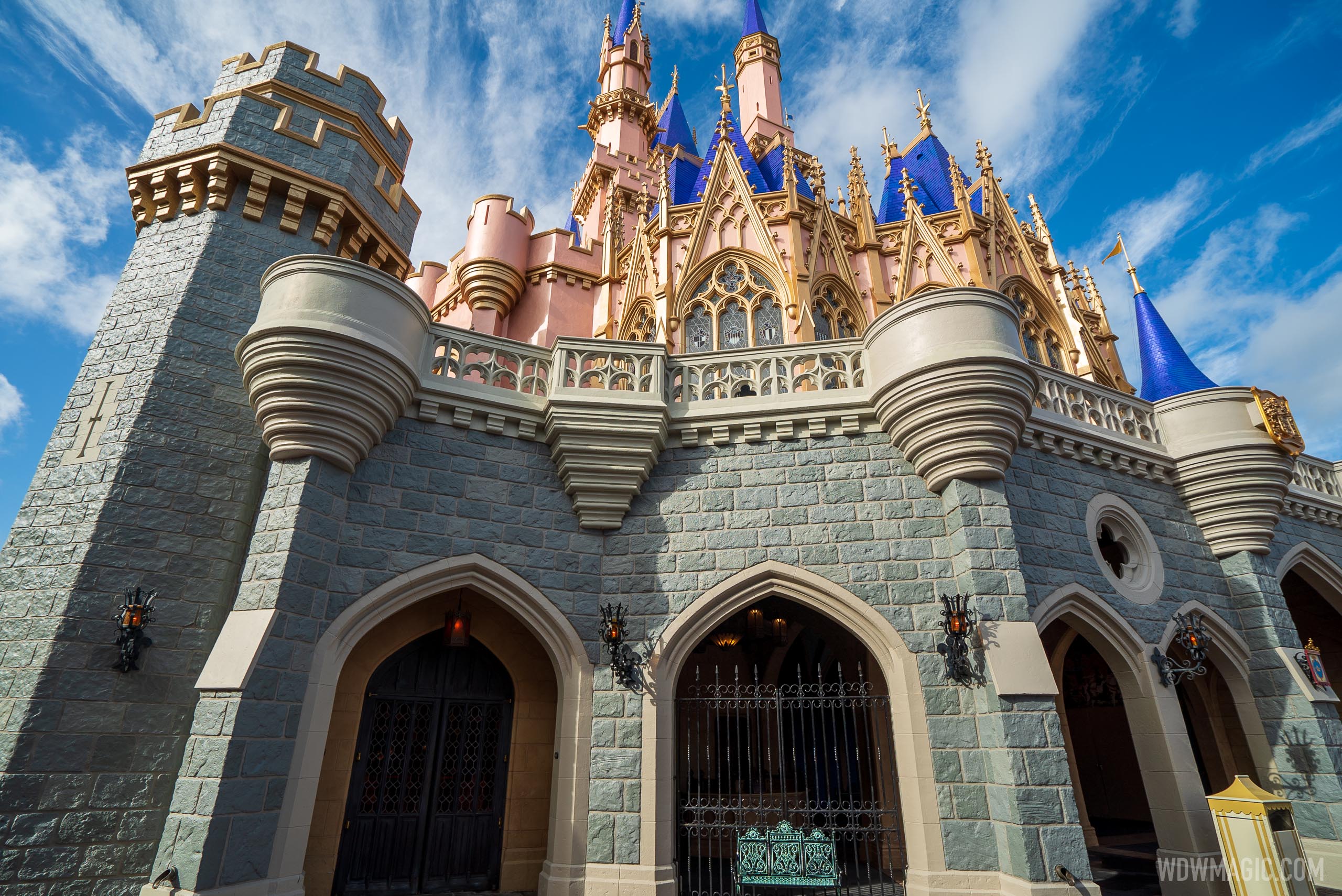 Cinderella Castle repainting - July 21 2020 - Photo 10 of 16