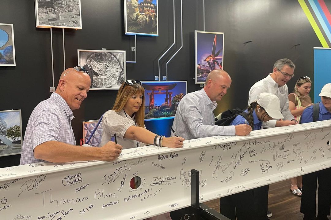 Cast Member beam signing event - Photo 2 of 2