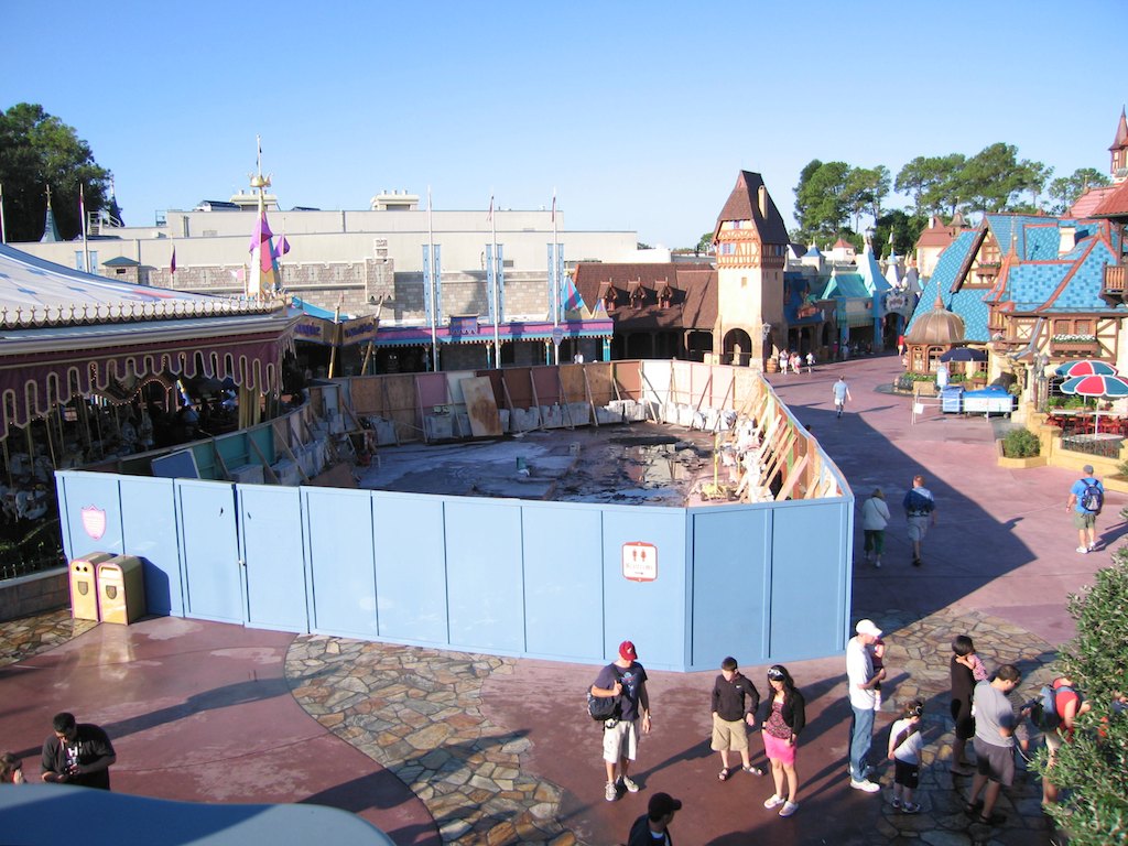 PHOTOS - Fantasyland construction update, skinless tents and snow ...