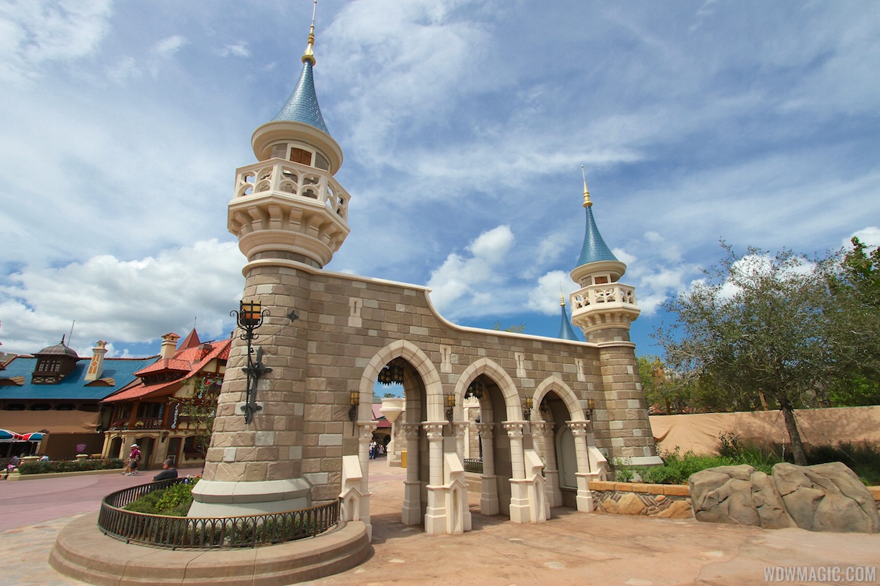 Fantasyland Enchanted Forest castle wall - Photo 8 of 27