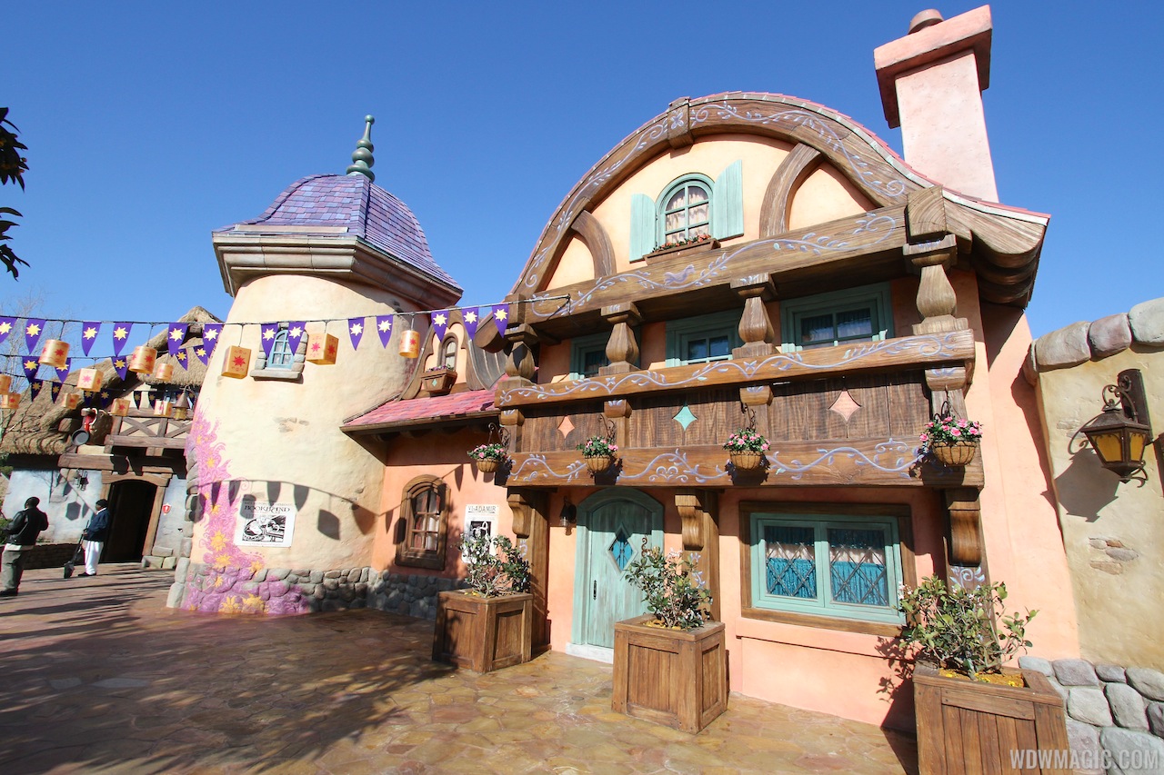 Tangled restroom area opening day - Photo 5 of 32