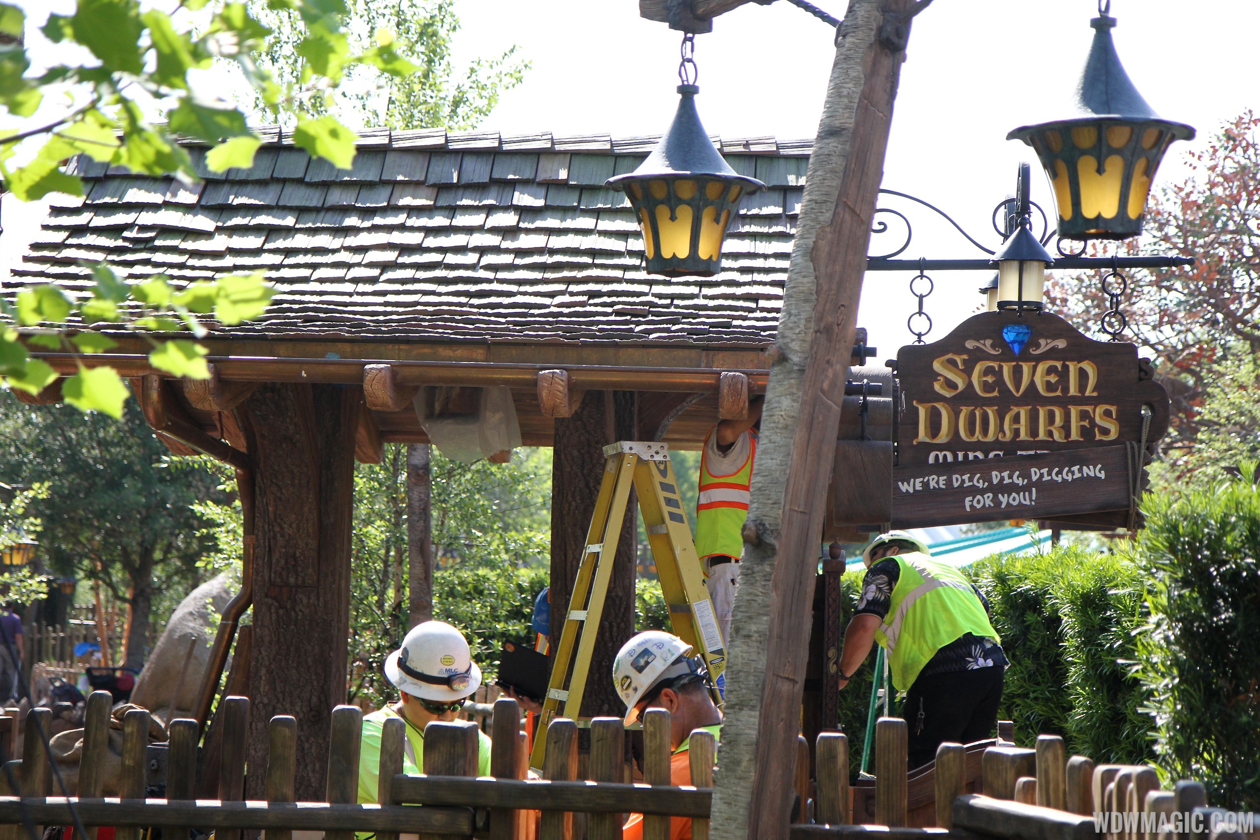 Photos Walls Down To Reveal Queue At Seven Dwarfs Mine Train Coaster
