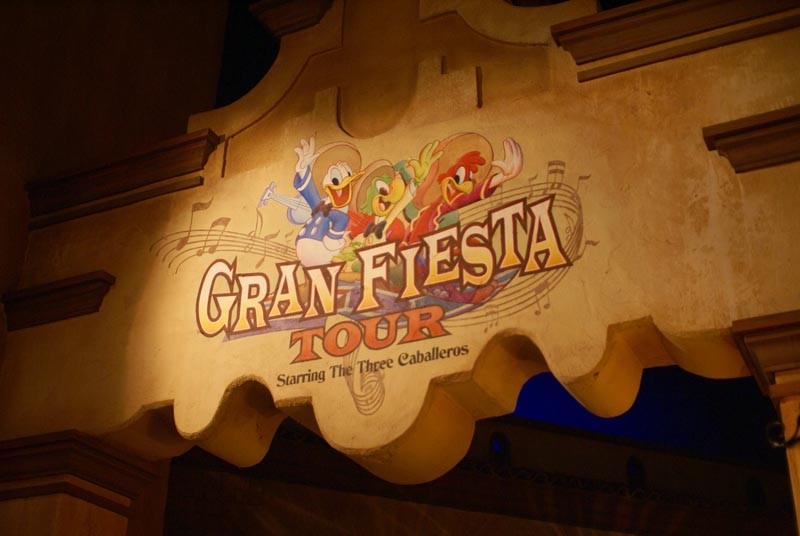 Gran Fiesta queue area and entry photos