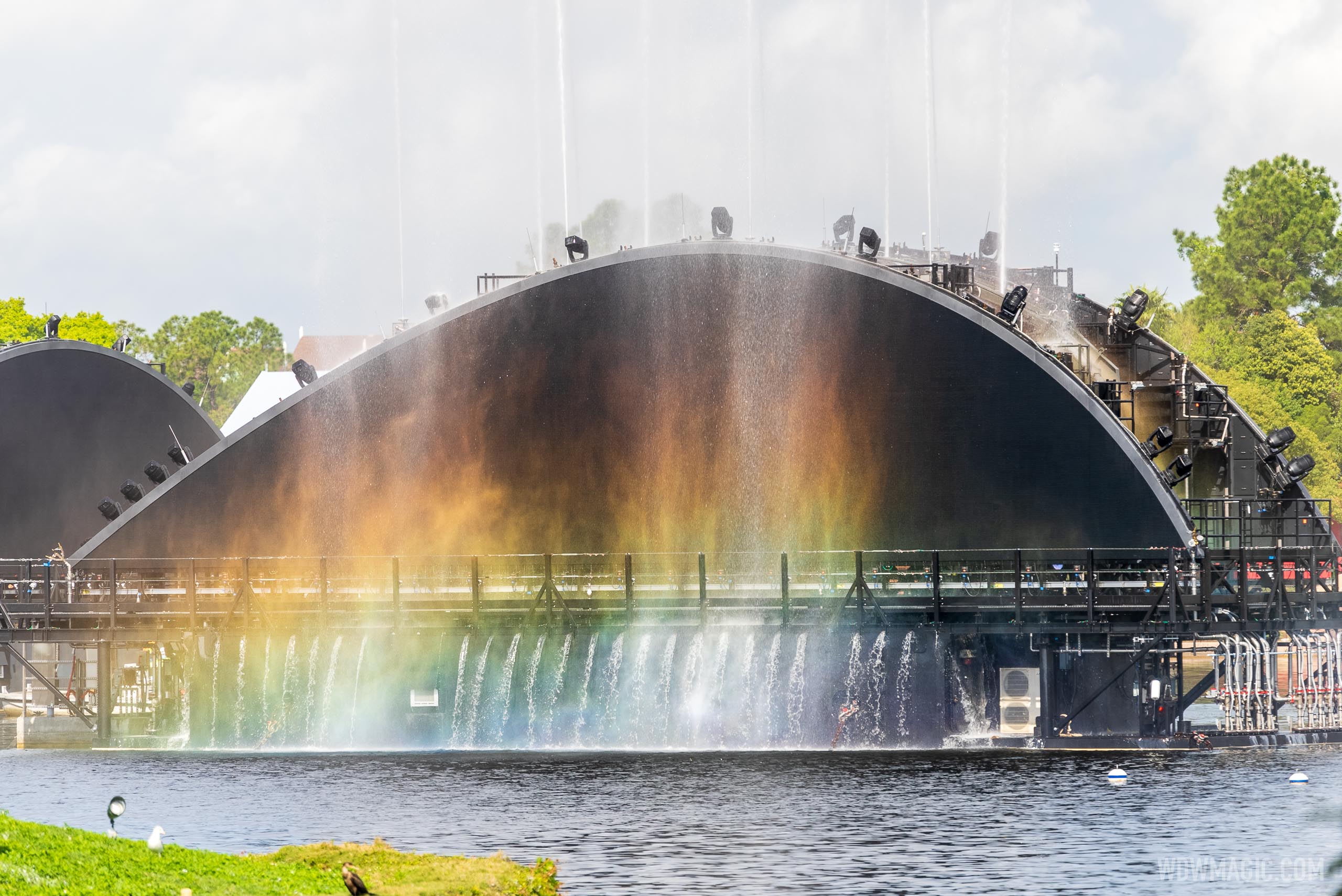 Harmonious Mexico barge fountain test and icon barge lighting test ...