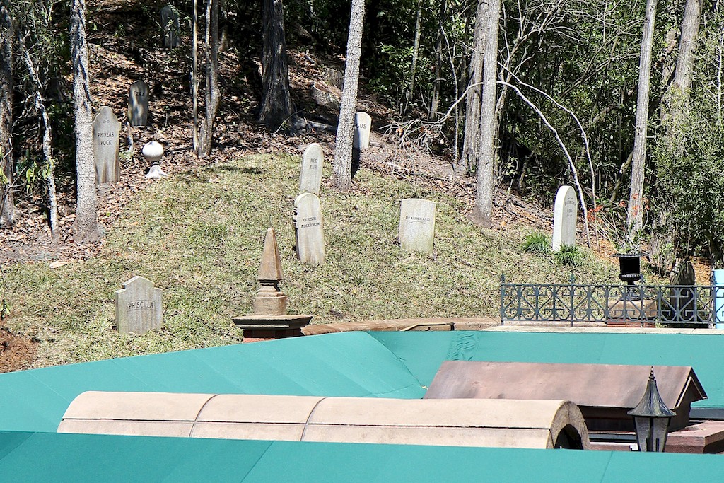 PHOTOS - Latest look from this morning at the extended Haunted Mansion ...