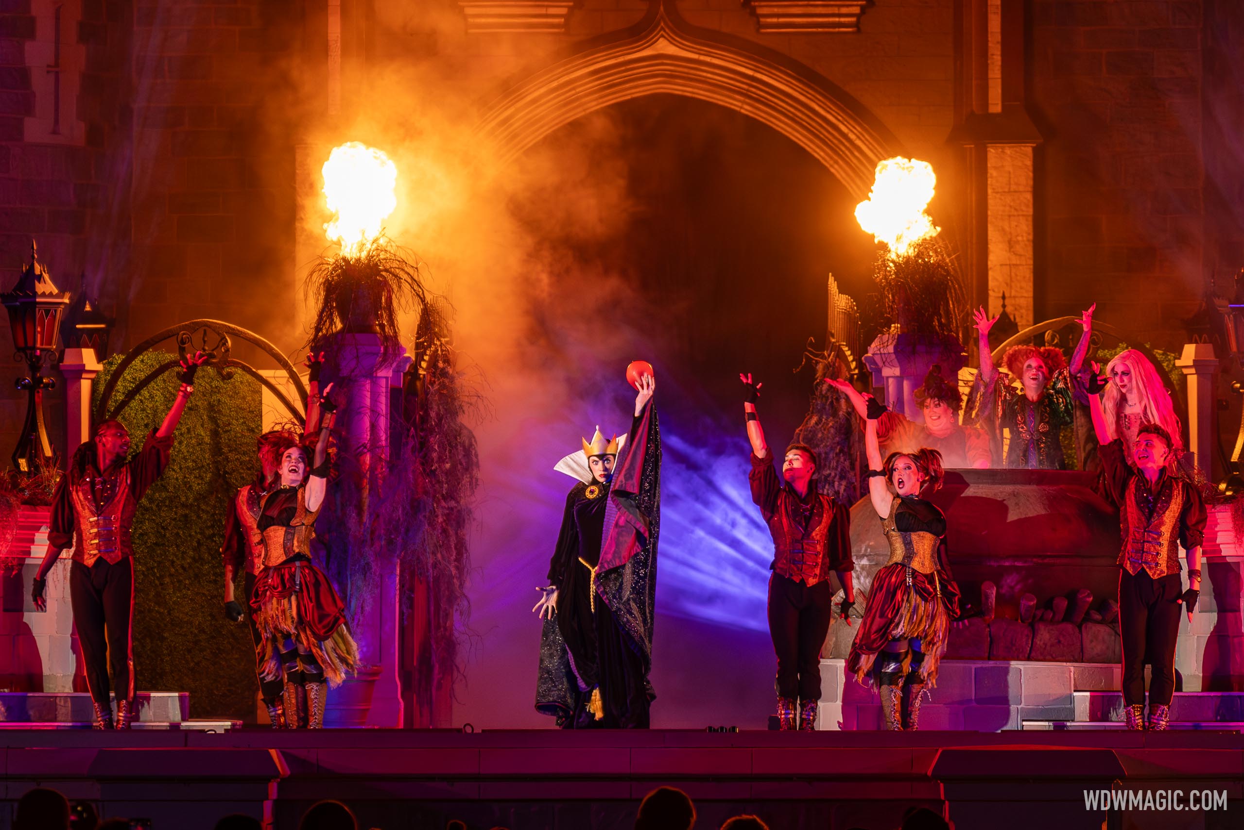 Hocus Pocus Villain Spelltacular 2023 - Photo 22 of 53