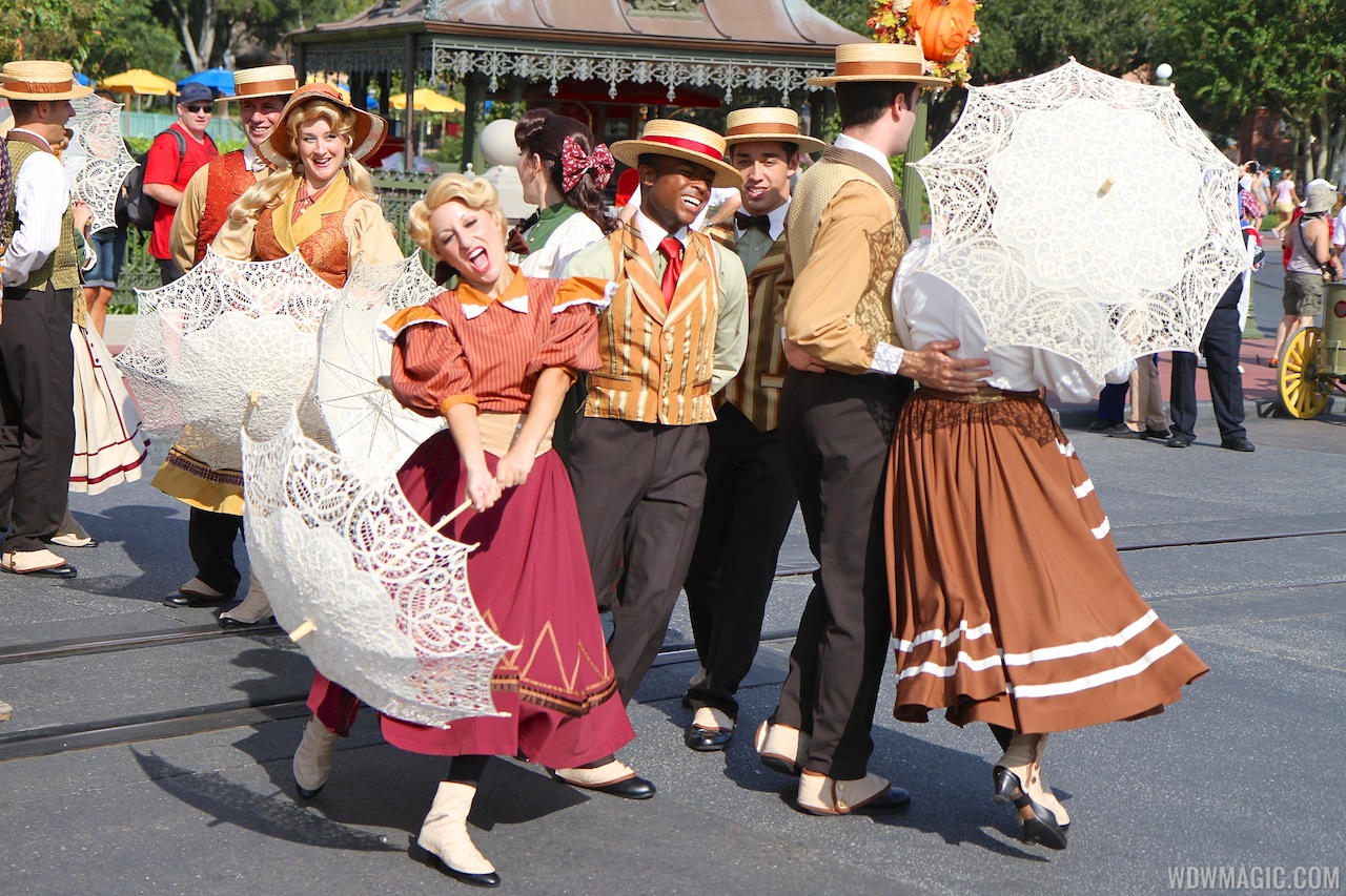VIDEO - The new fall edition of the Main Street Trolley Show
