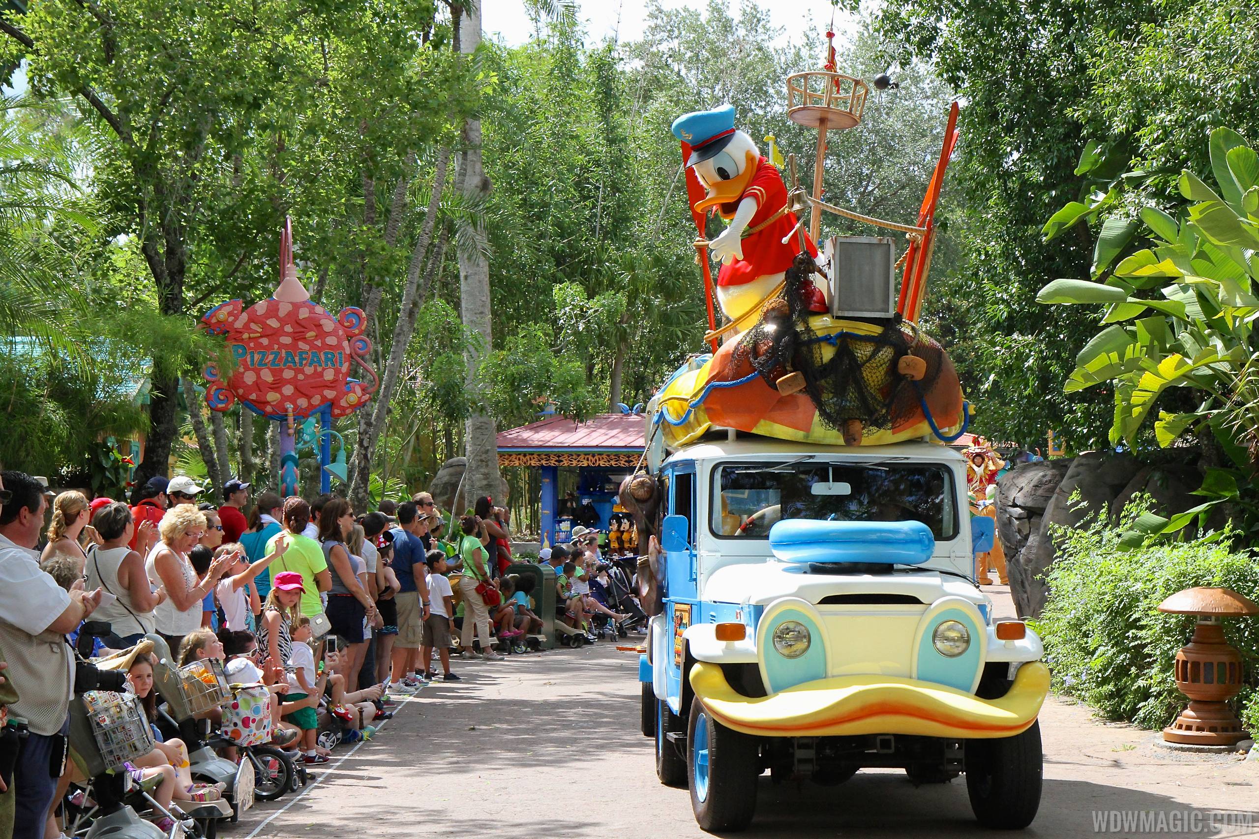 PHOTOS and VIDEO - Mickey's Jammin' Jungle Parade final performance