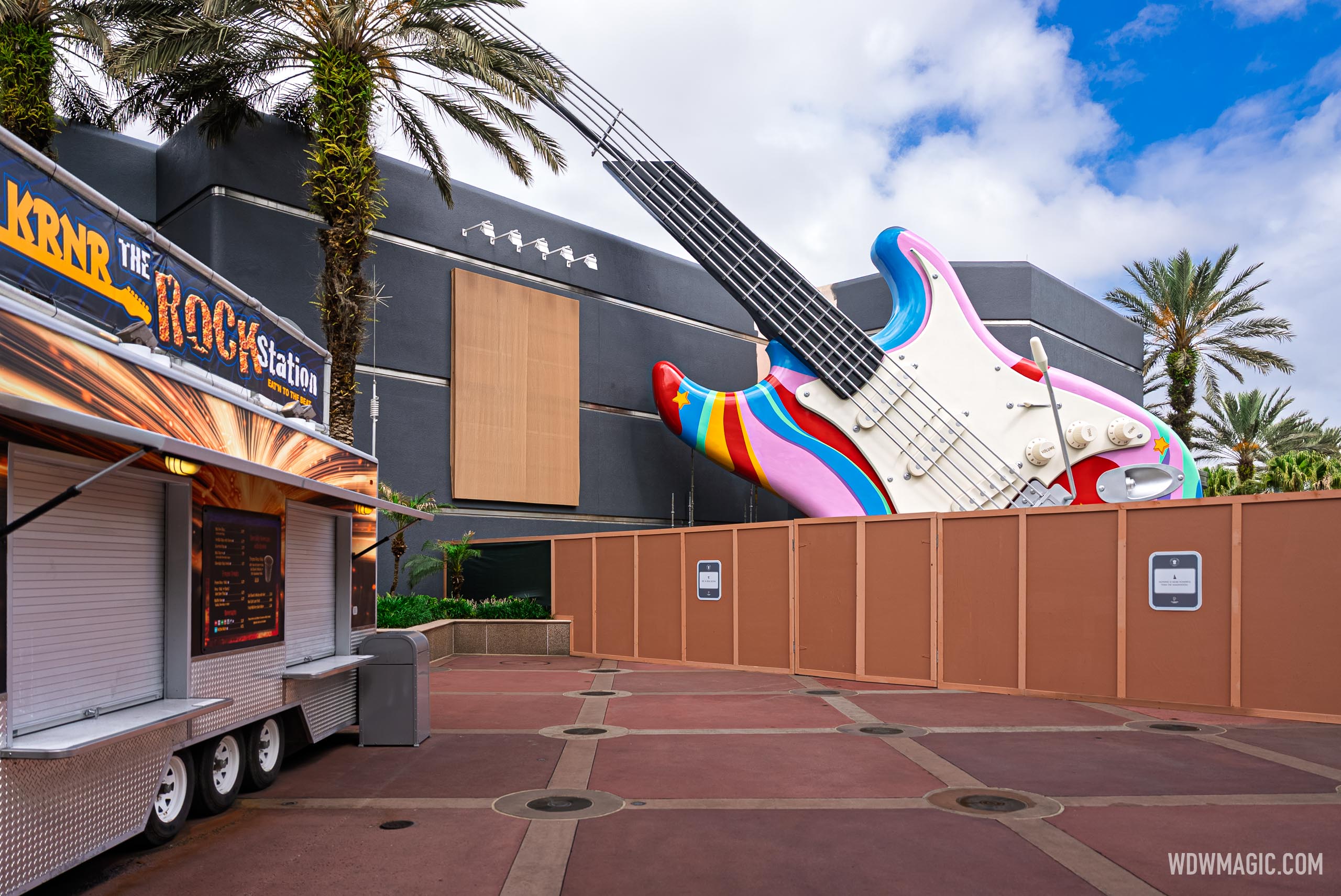 Rock 'n' Roller Coaster Psychedelic Stratocaster Revealed - Photo 3 of 7