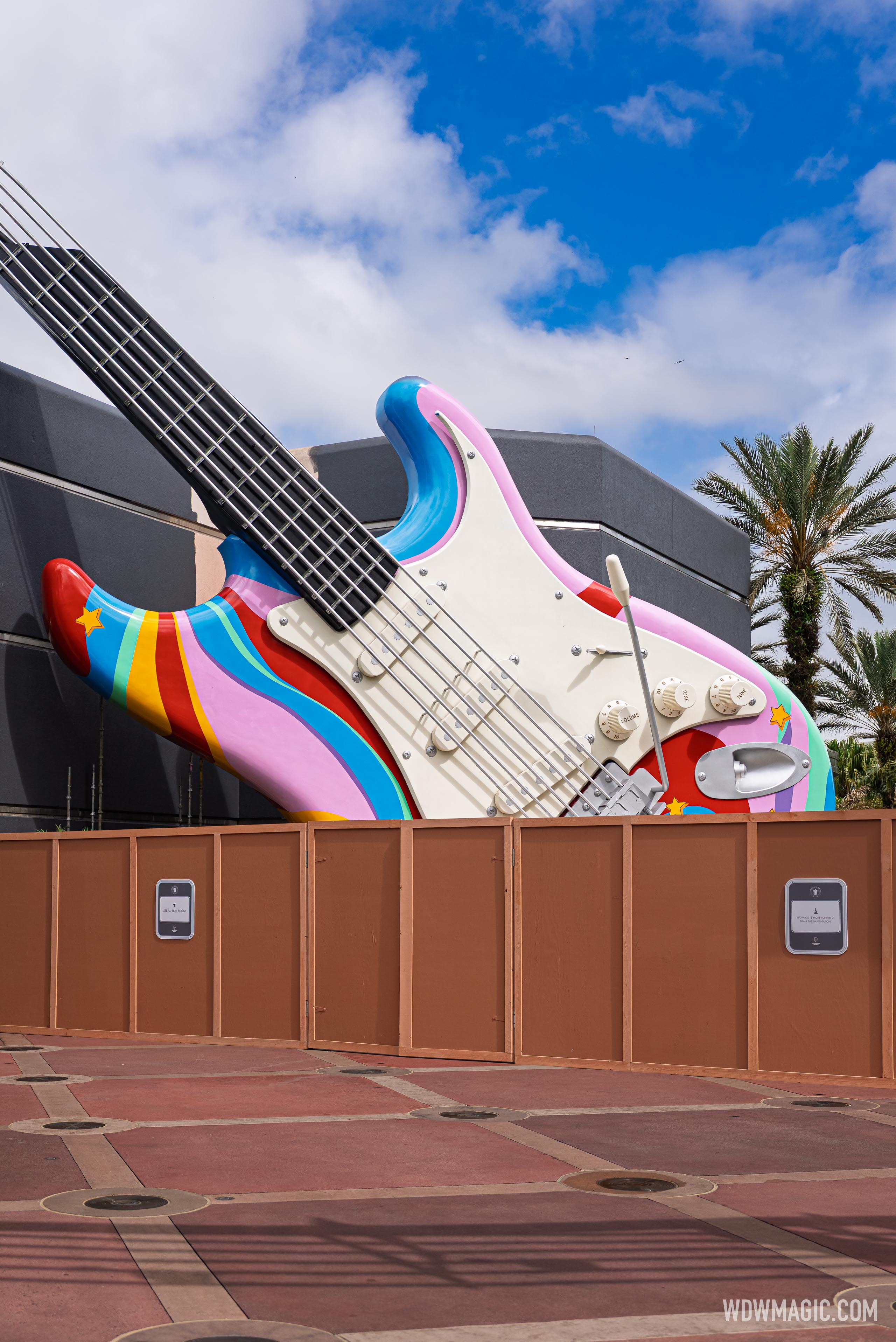 Rock 'n' Roller Coaster Psychedelic Stratocaster Revealed - Photo 4 of 7
