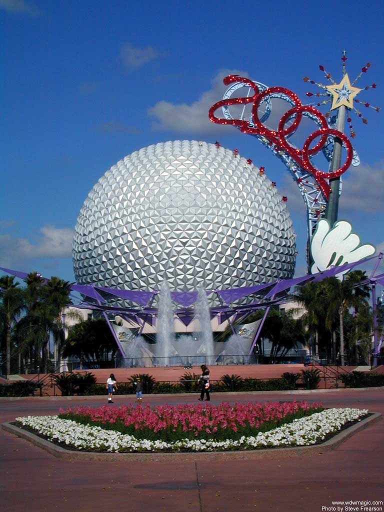 The completed 2000 icon during the daytime