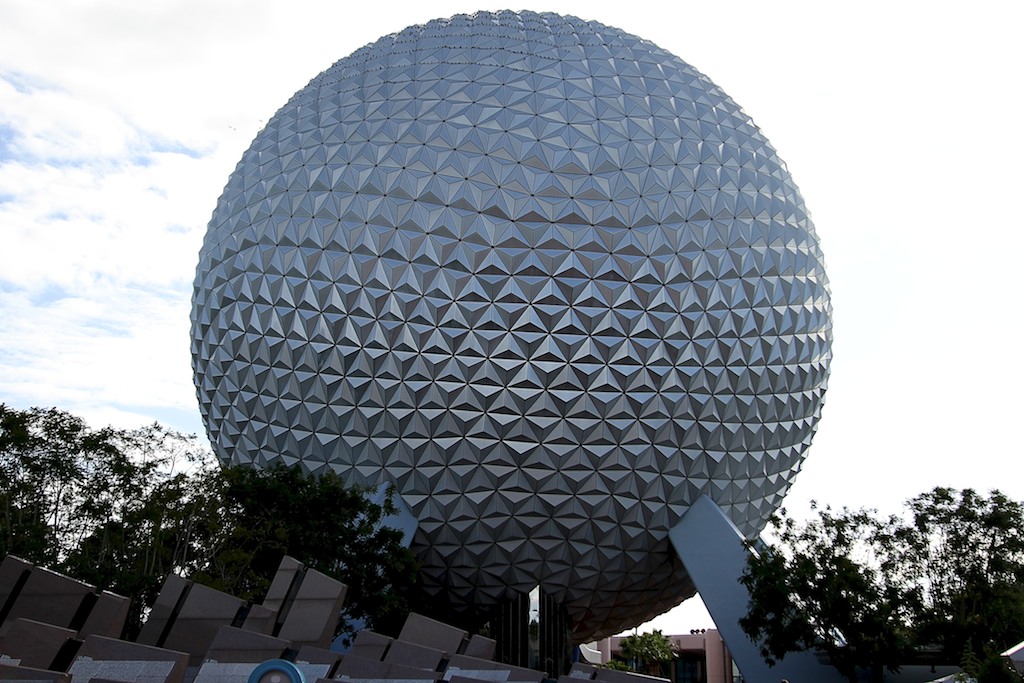 PHOTOS - Birds land at Spaceship Earth