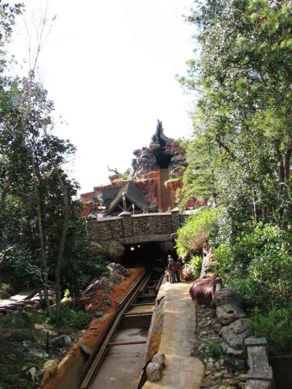 Splash Mountain drained for refurbishment - Photo 5 of 16