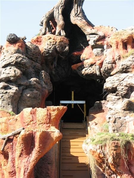Splash Mountain drained for refurbishment - Photo 2 of 3
