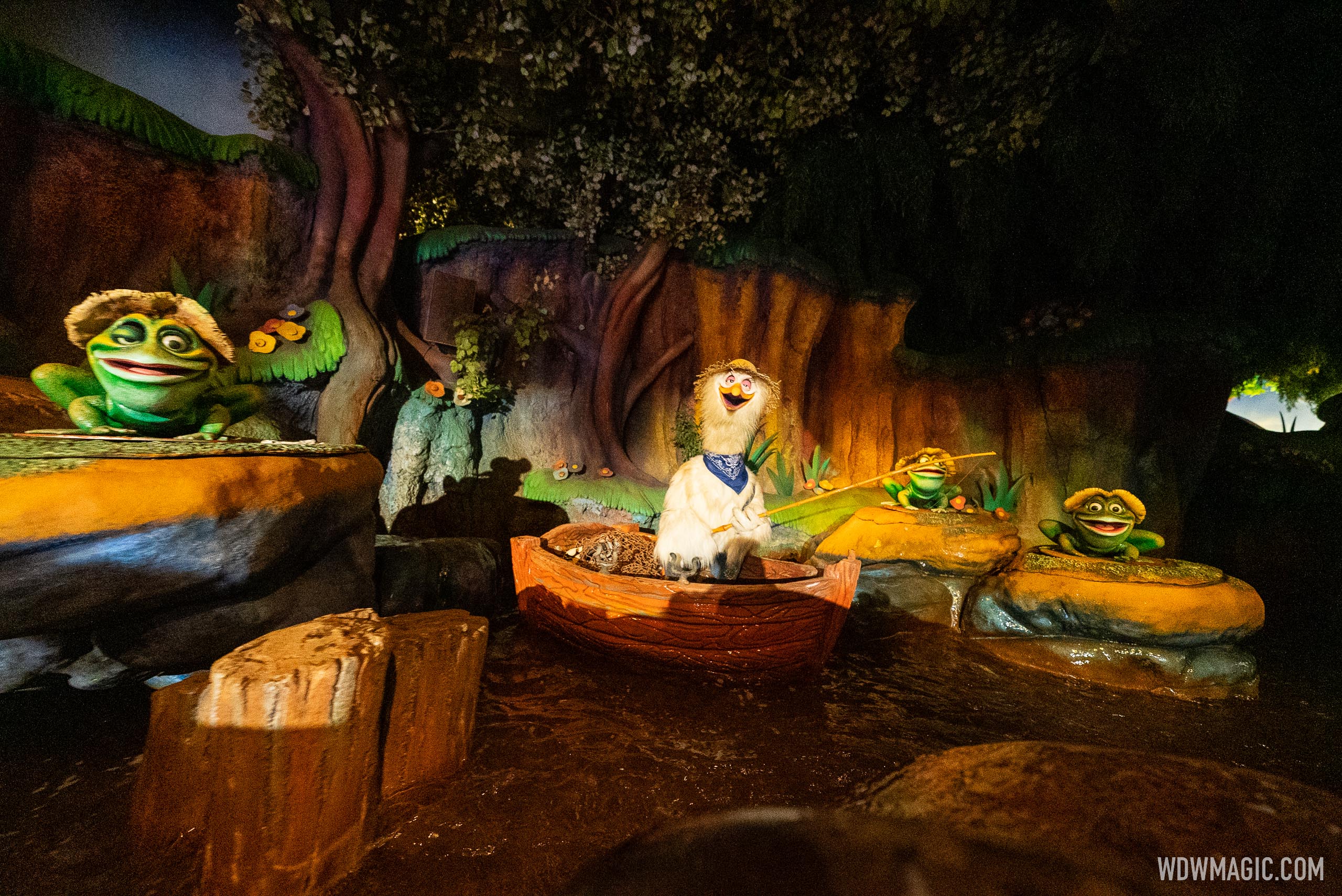 Splash Mountain indoor queue and on-ride - Photo 20 of 59