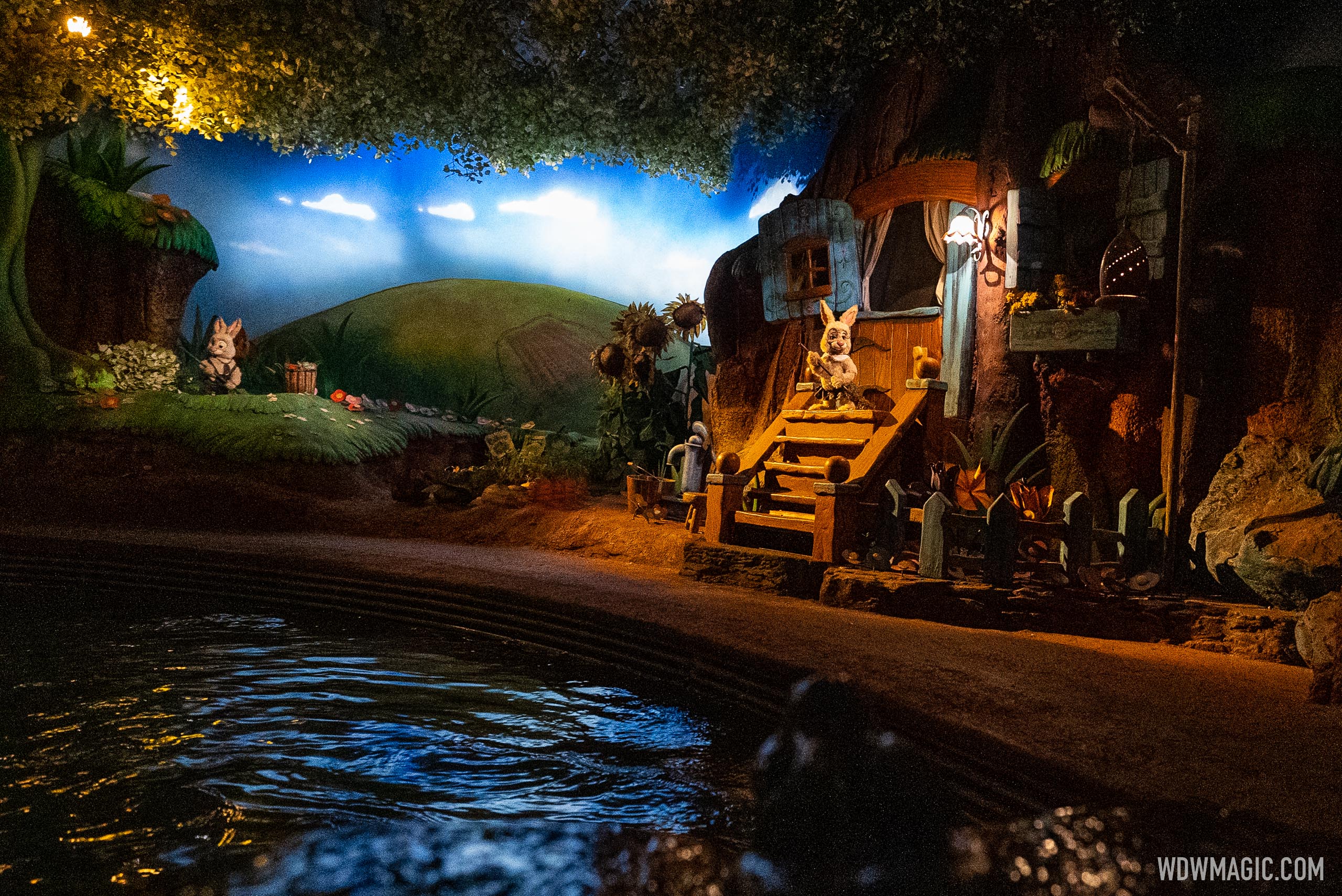 Splash Mountain indoor queue and on-ride - Photo 25 of 59