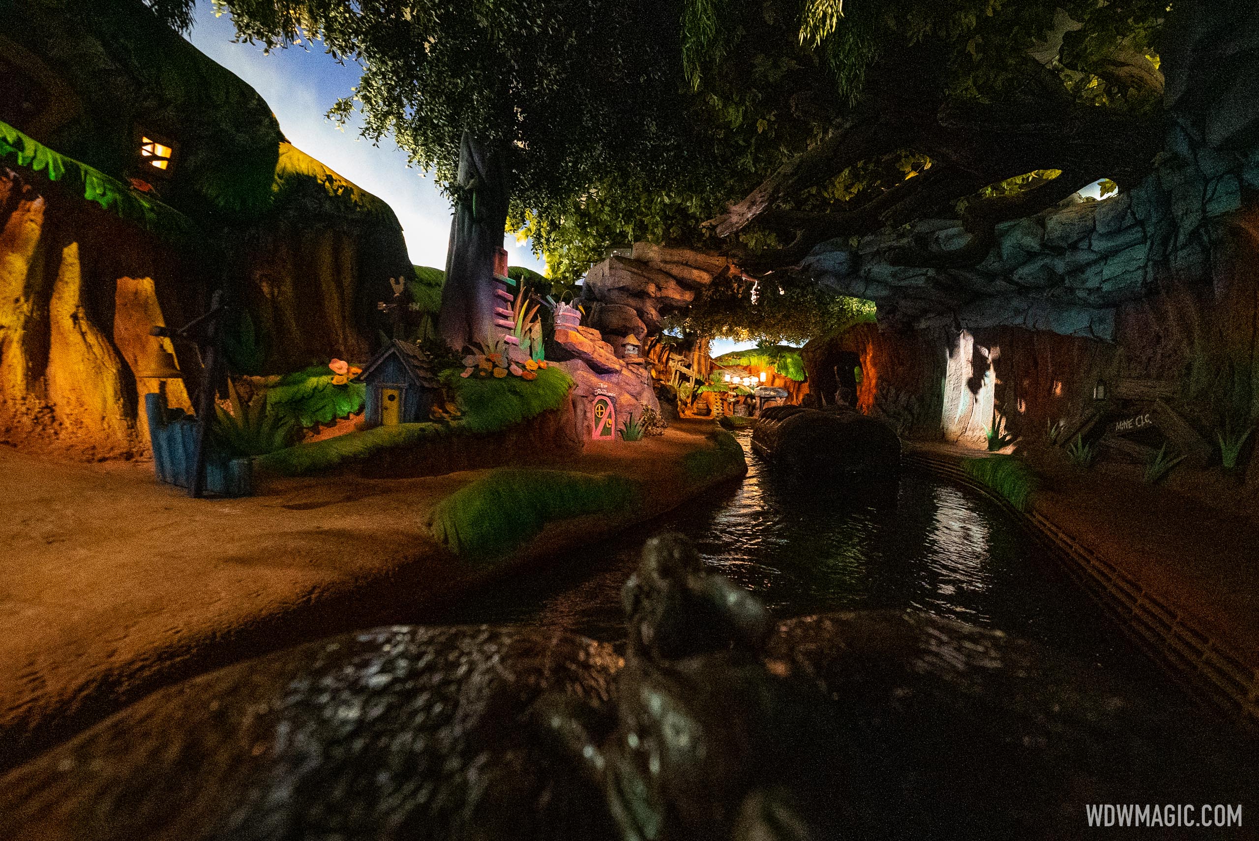 Splash Mountain indoor queue and on-ride - Photo 30 of 59