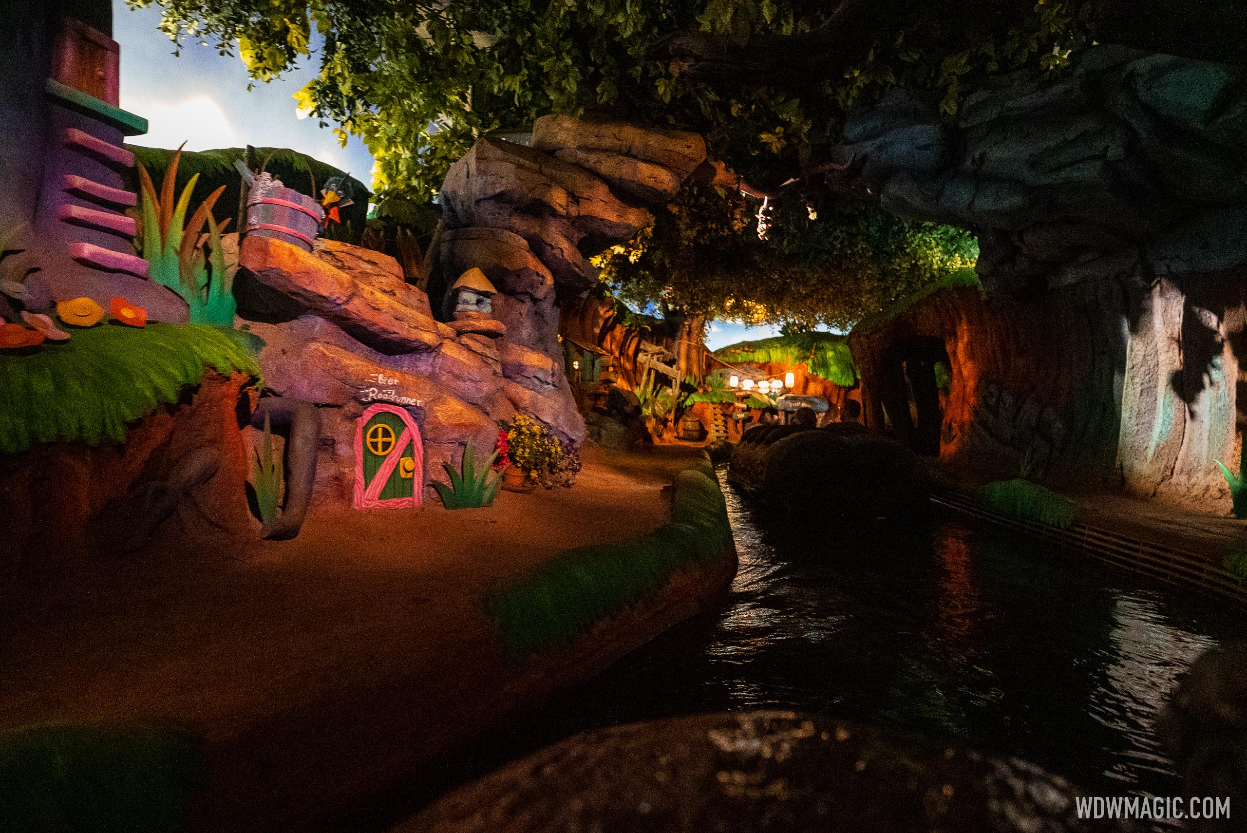 Splash Mountain indoor queue and on-ride - Photo 31 of 59