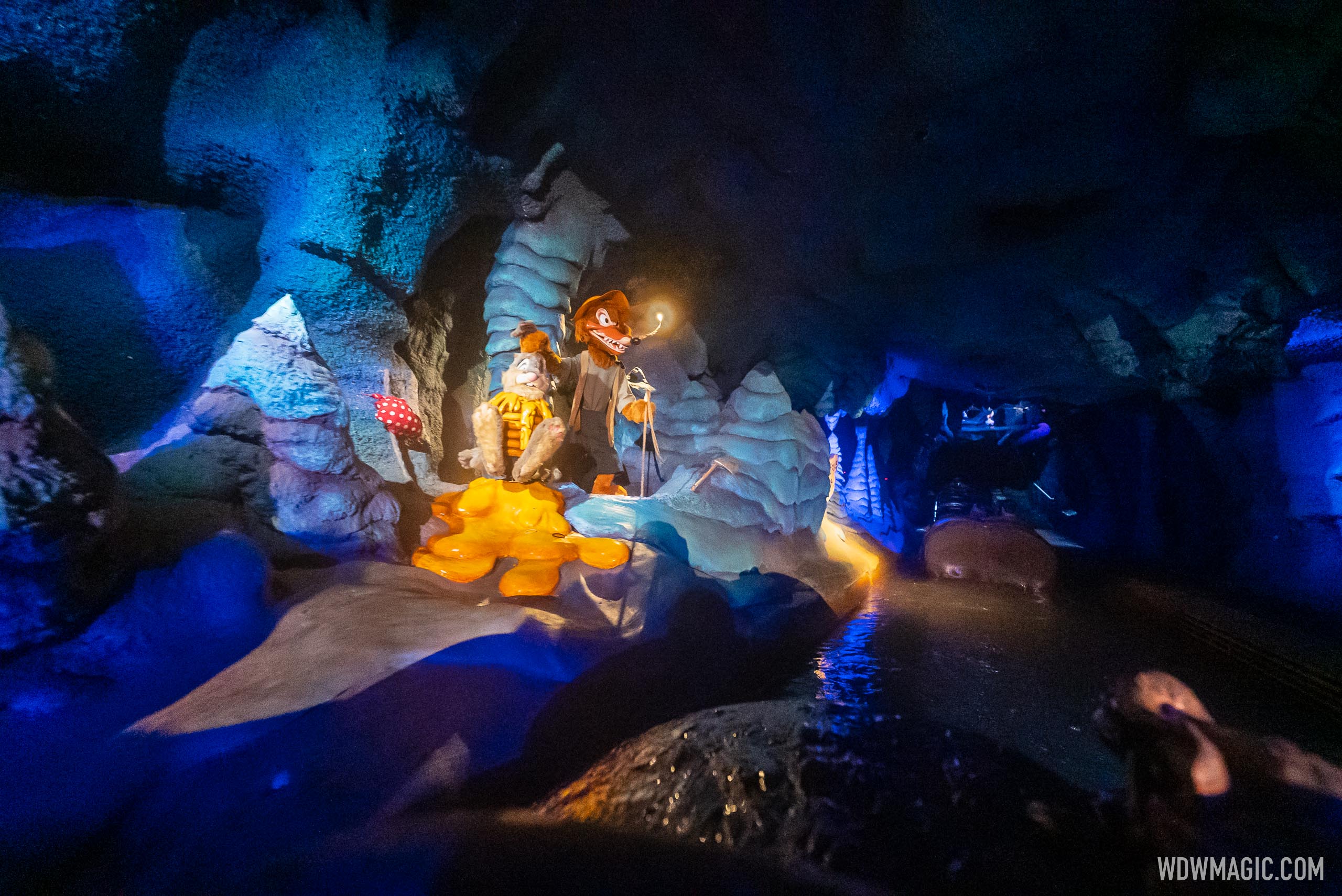 Splash Mountain indoor queue and on-ride - Photo 41 of 59