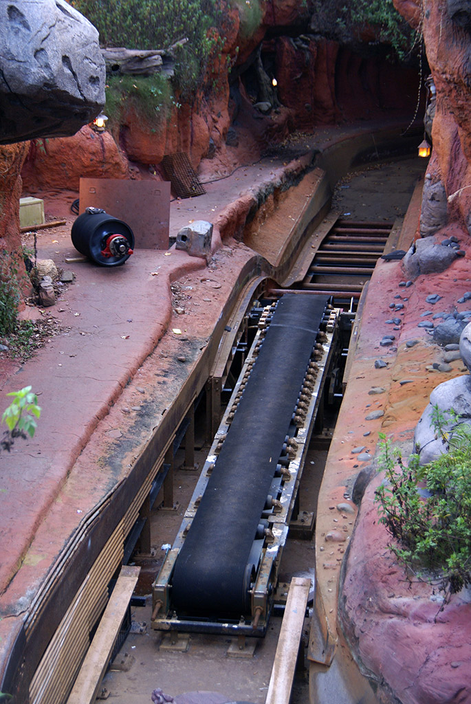 Splash Mountain drained for refurbishment - Photo 4 of 7