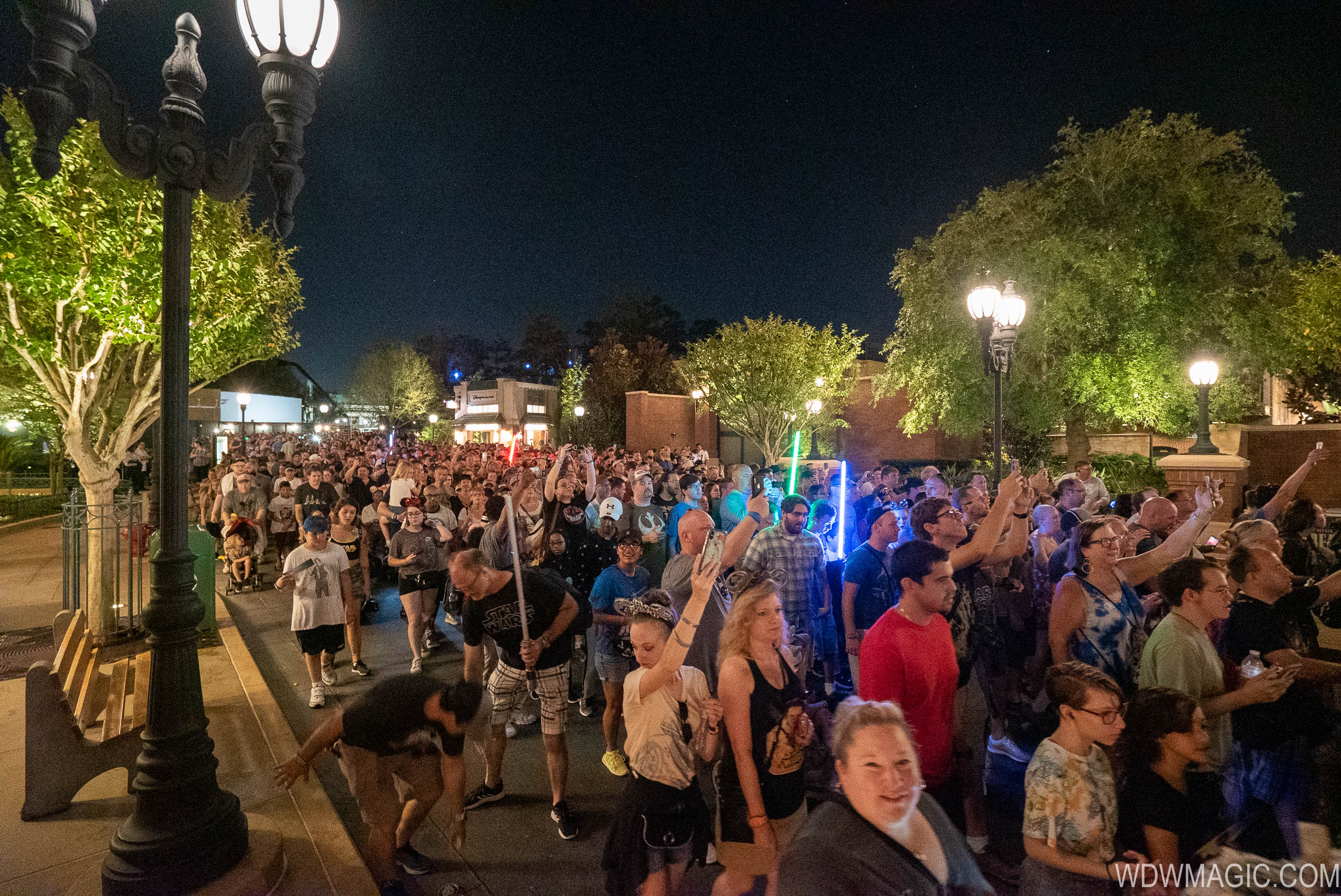 Star Wars Galaxy's Edge opening day crowds at Disney's Hollywood ...