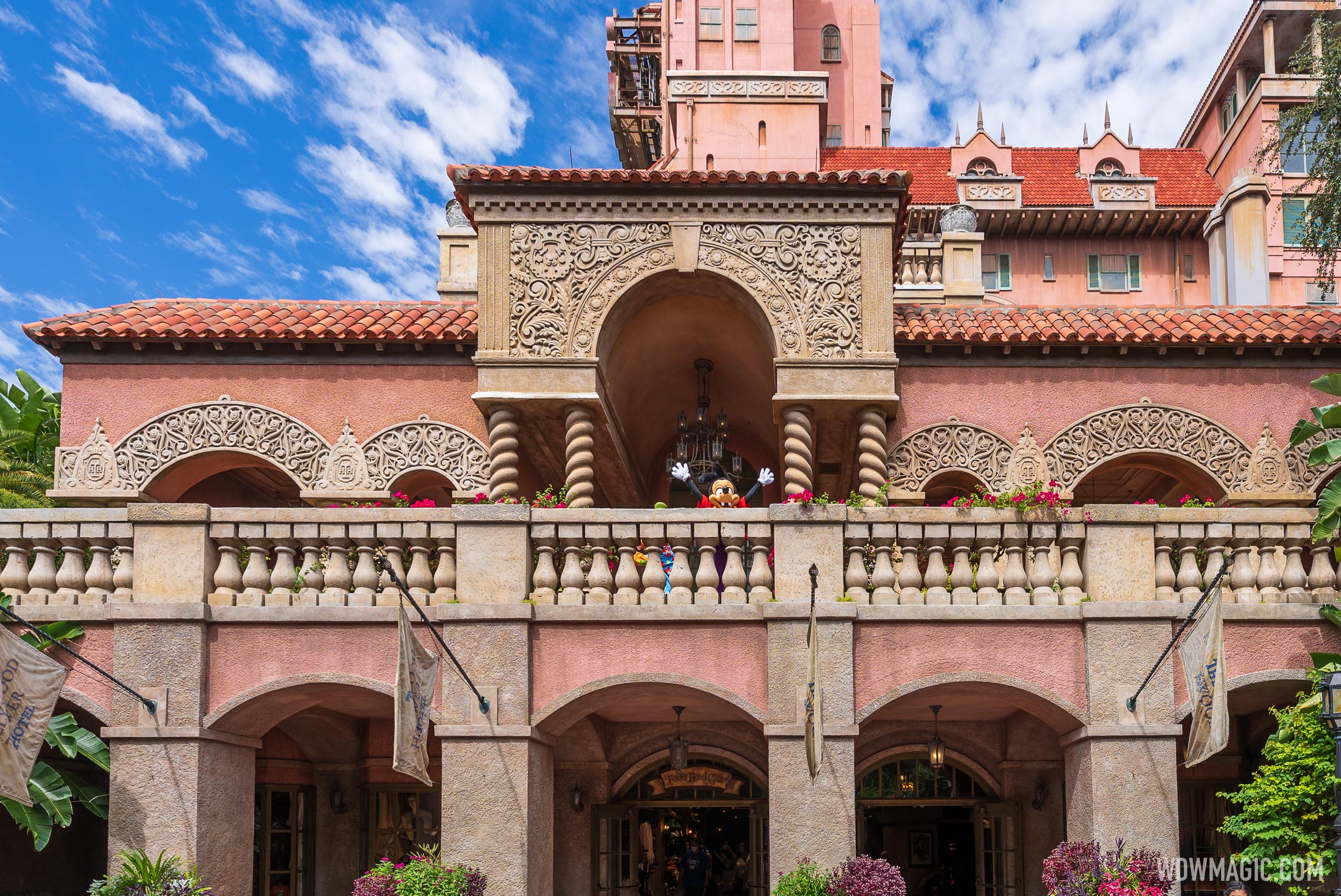 Goofy and Max at The Hollywood Tower Hotel - Photo 2 of 5