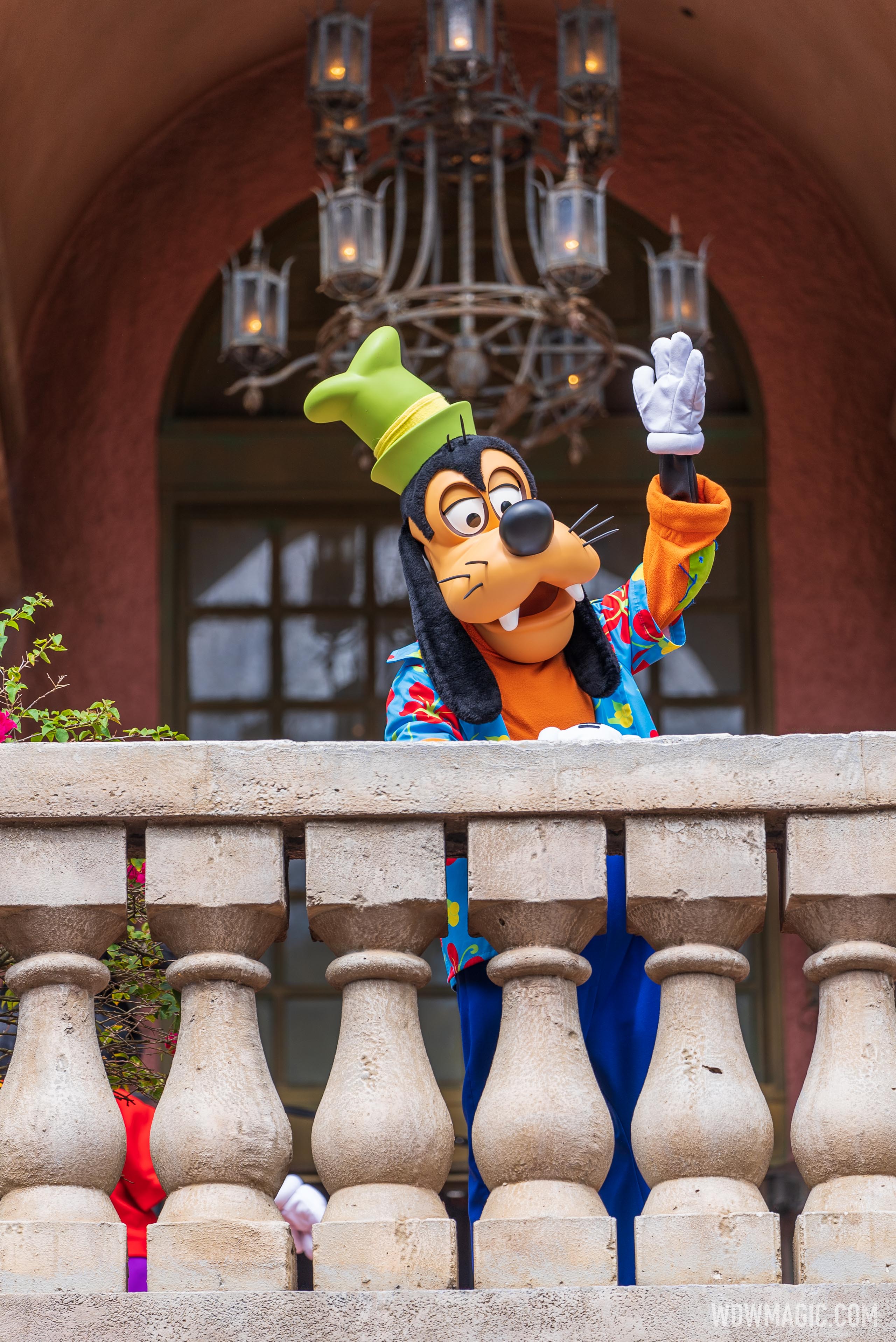 Goofy and Max at The Hollywood Tower Hotel - Photo 4 of 5