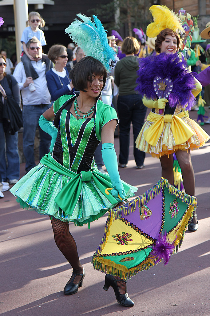 Tiana’s Showboat Jubilee! - Liberty Square parade entrance - Photo 3 of 11