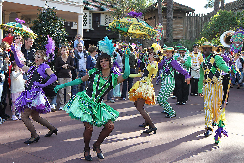 Tiana’s Showboat Jubilee! - Liberty Square parade entrance - Photo 6 of 11