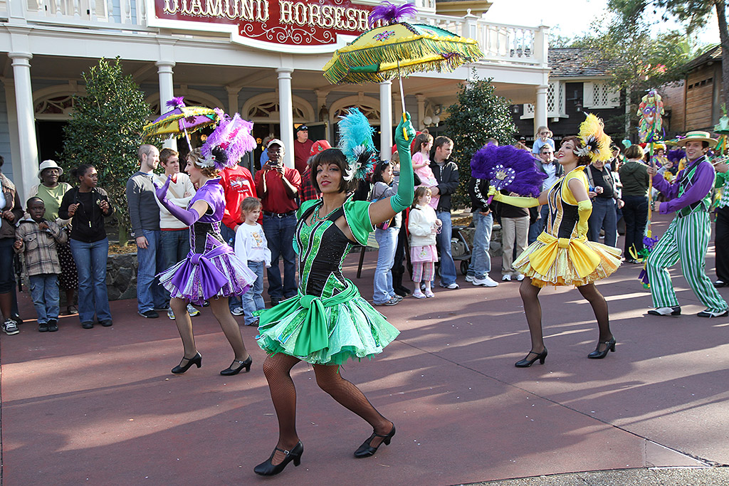 Tiana’s Showboat Jubilee! - Liberty Square parade entrance - Photo 5 of 11