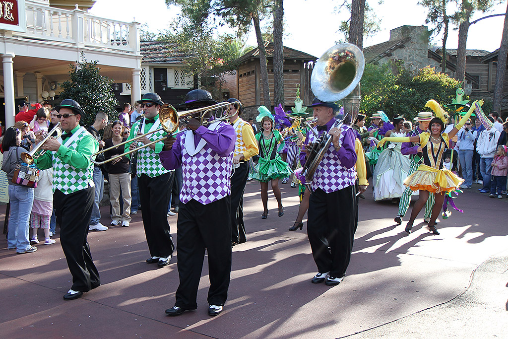 Tiana’s Showboat Jubilee! - Liberty Square parade entrance - Photo 7 of 11
