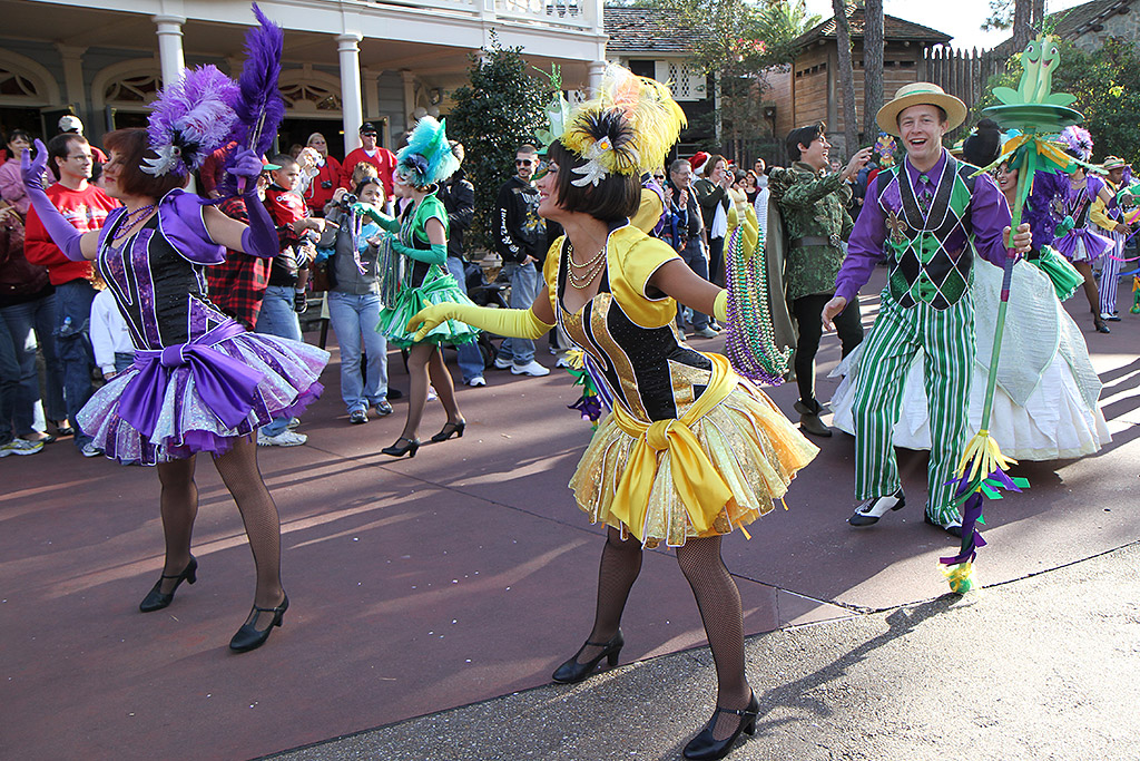 Tiana’s Showboat Jubilee! - Liberty Square parade entrance - Photo 8 of 11