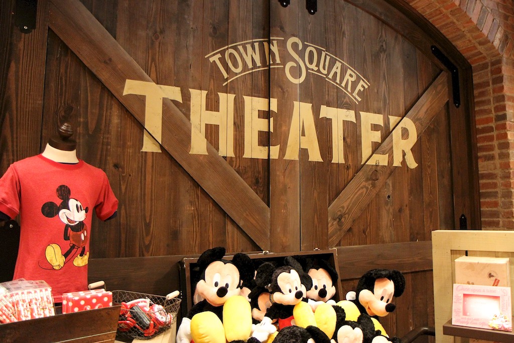 Town Square Theater interior and Mickey Mouse meet and greet - Photo 34 ...