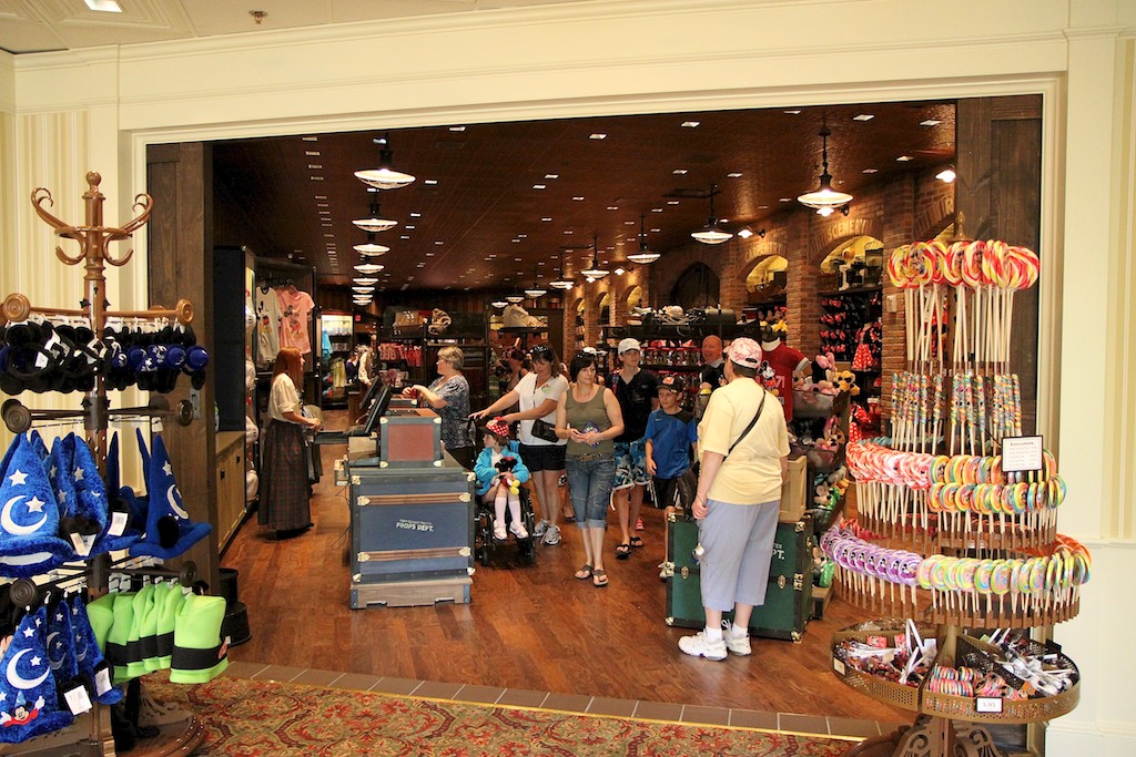 Town Square Theater interior and Mickey Mouse meet and greet - Photo 41 ...