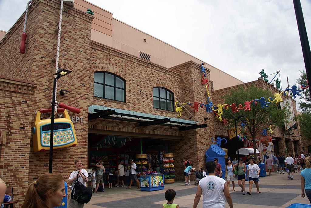 Pixar Place now completely wall-less, and Toy Story Meet and Greet ...