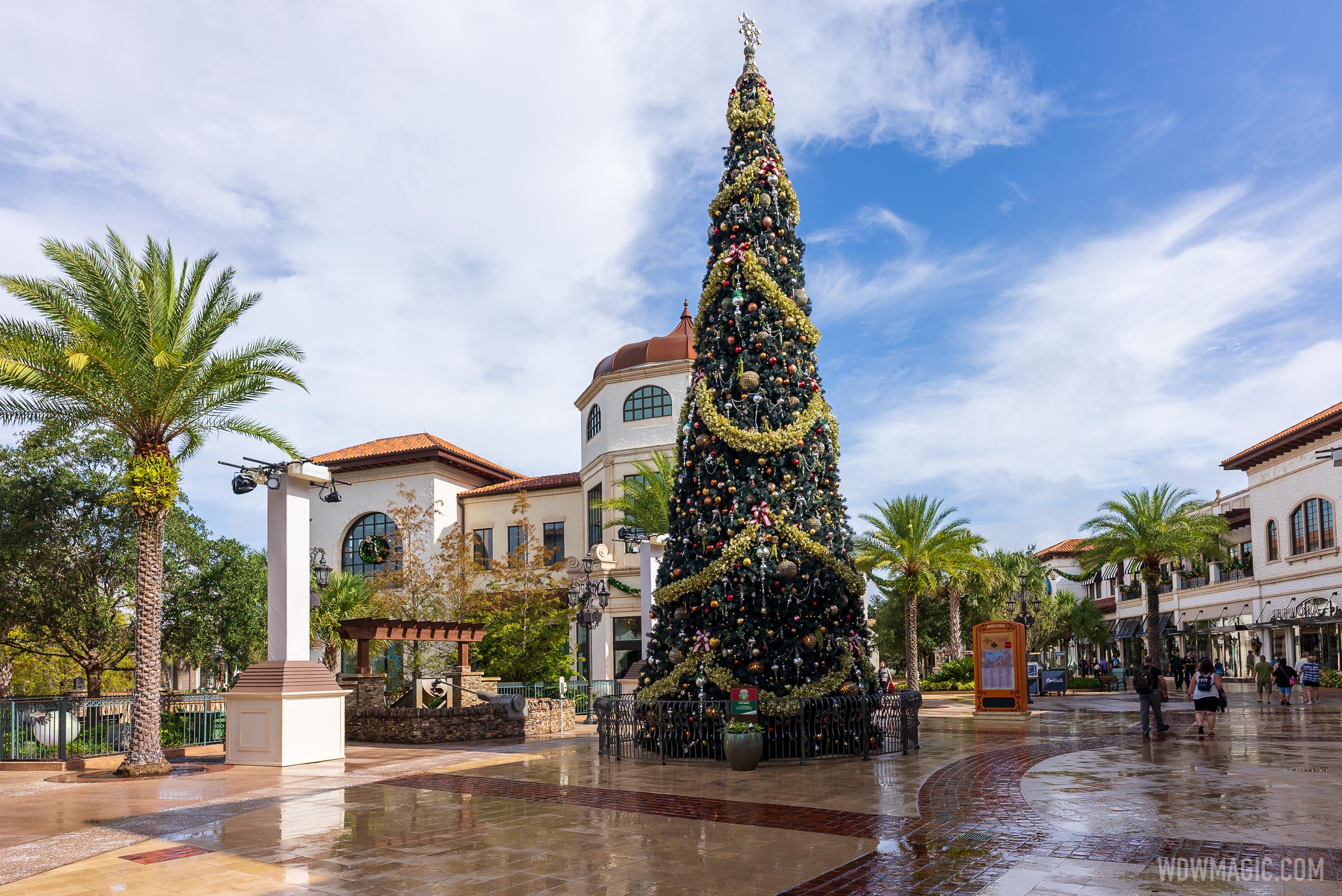 Disney Springs Christmas holiday decor 2020 - Photo 6 of 50