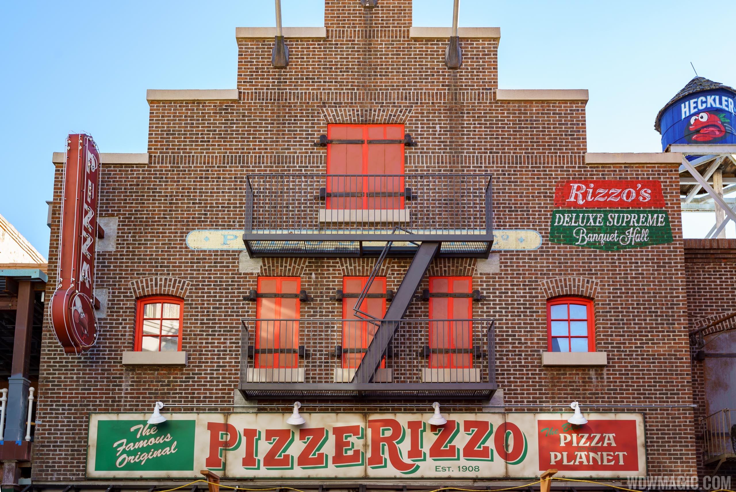 PHOTOS - PizzeRizzo exterior nears completion at Disney's Hollywood Studios