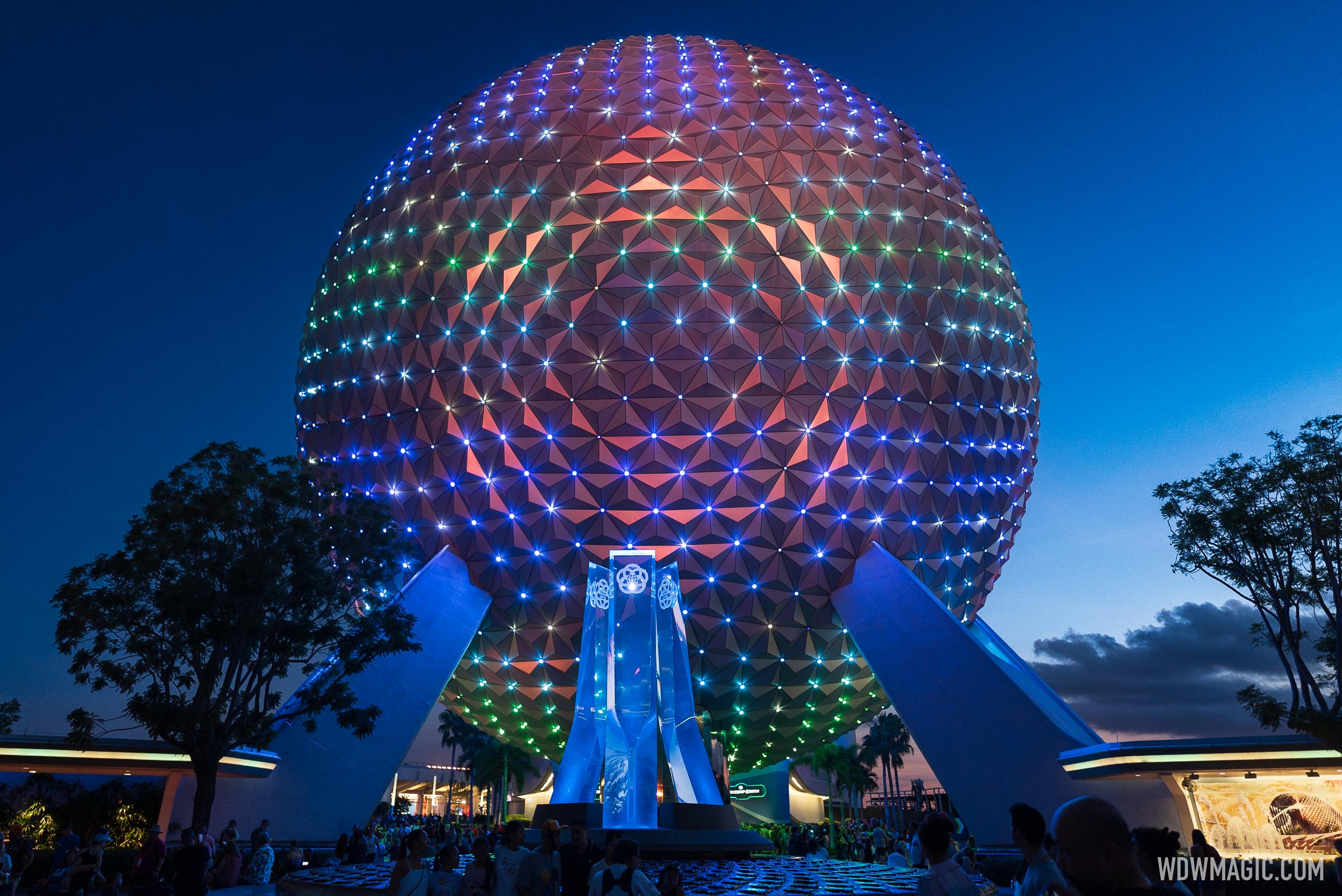 EPCOT International Festival of the Holidays Spaceship Earth Lighting ...