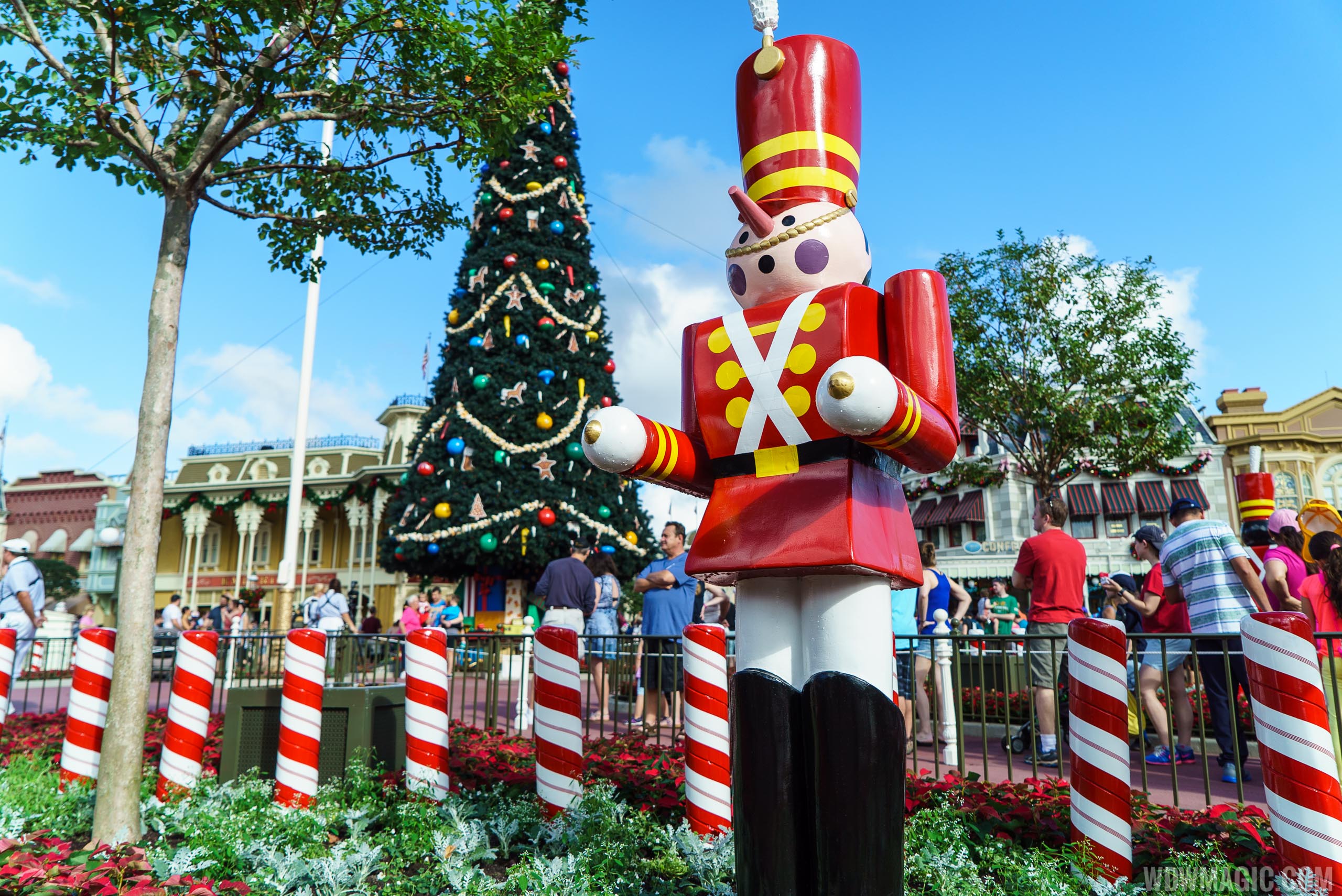 PHOTOS - Holidays get underway at the Magic Kingdom complete with ...
