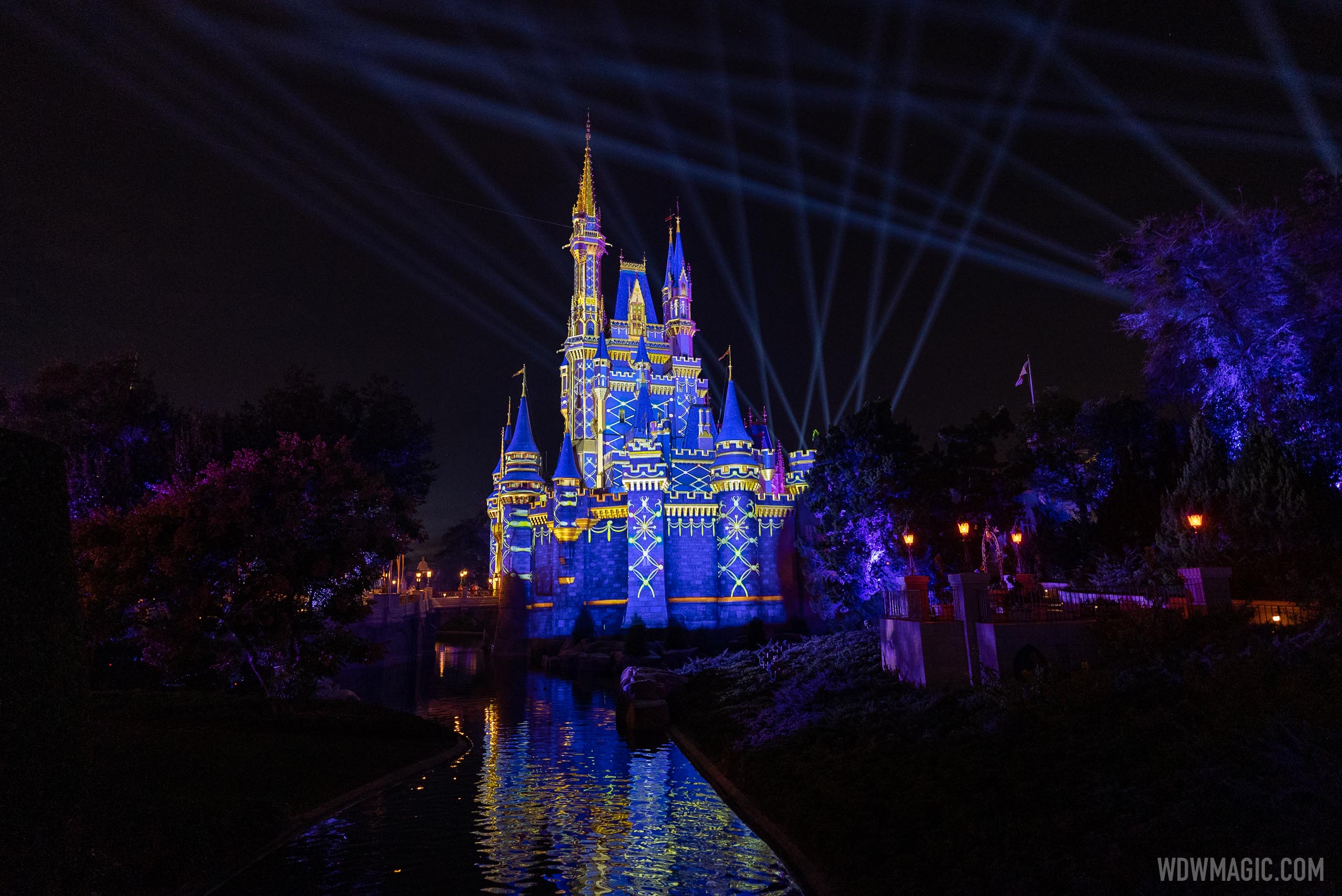 Cinderella Castle Christmas holiday projections 2020 - Photo 2 of 9